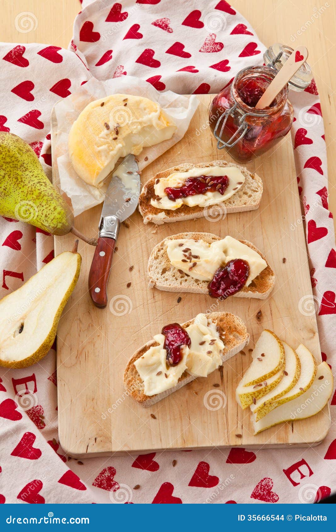 Pan asado con camembert foto de archivo. Imagen de almuerzo - 35666544