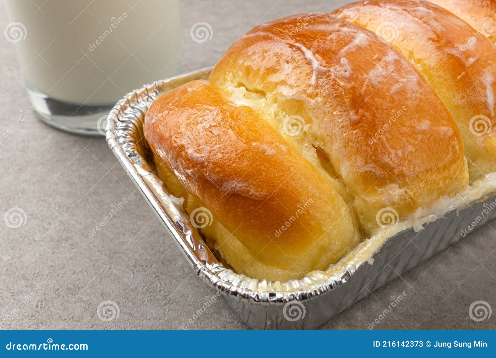 Pan Bien Cocido Recubierto Con Leche Condensada Imagen de archivo ...