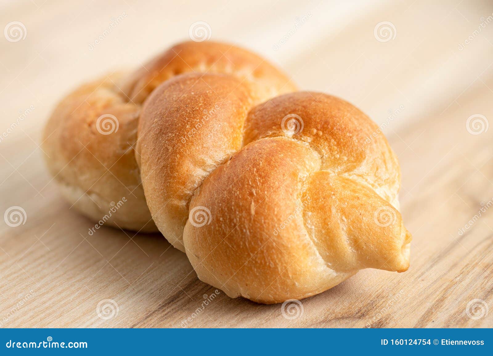 Pan Blanco Liso Y Llano, Enrollado En Madera Clara Foto de archivo ...
