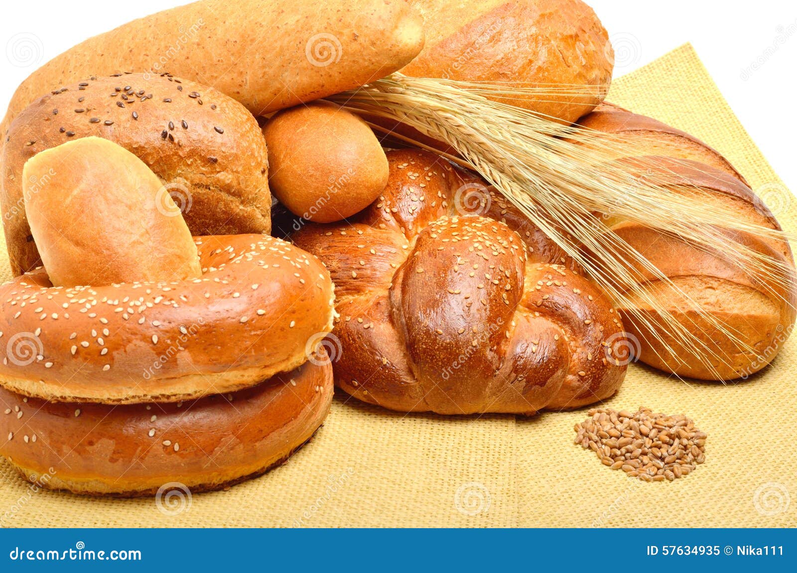 Pan, Bollos, Rollos En El Mantel Aislado En Blanco Imagen de archivo ...