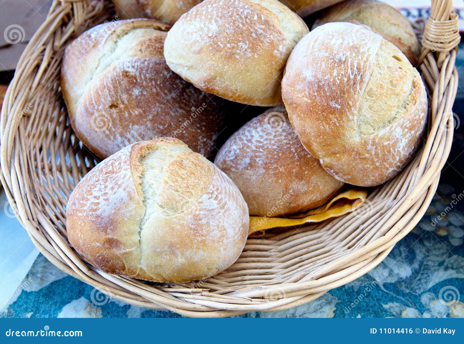 Pan cocido al horno fresco foto de archivo. Imagen de entero - 11014416