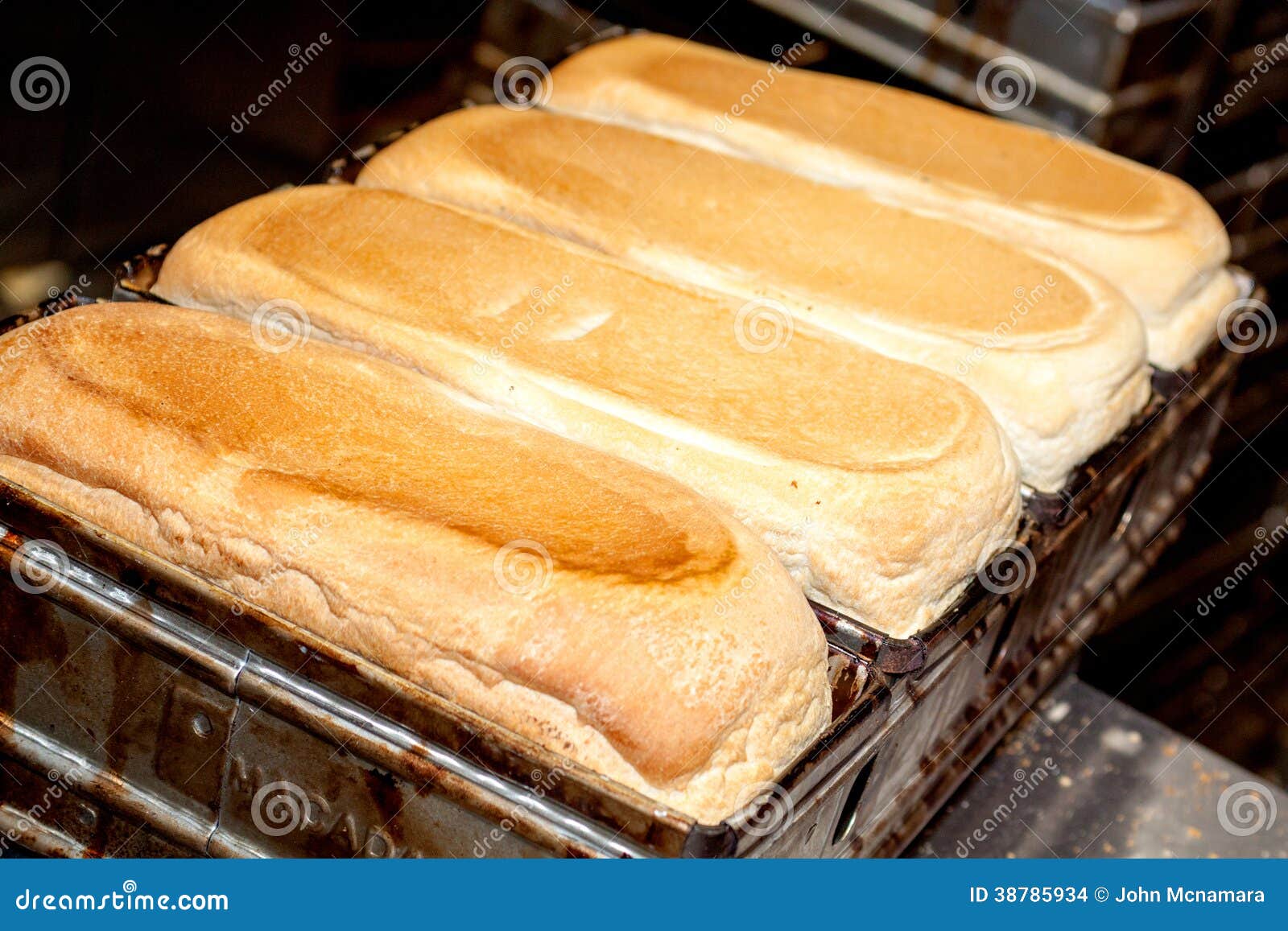 Pan cocido en latas foto de archivo. Imagen de hornada - 38785934
