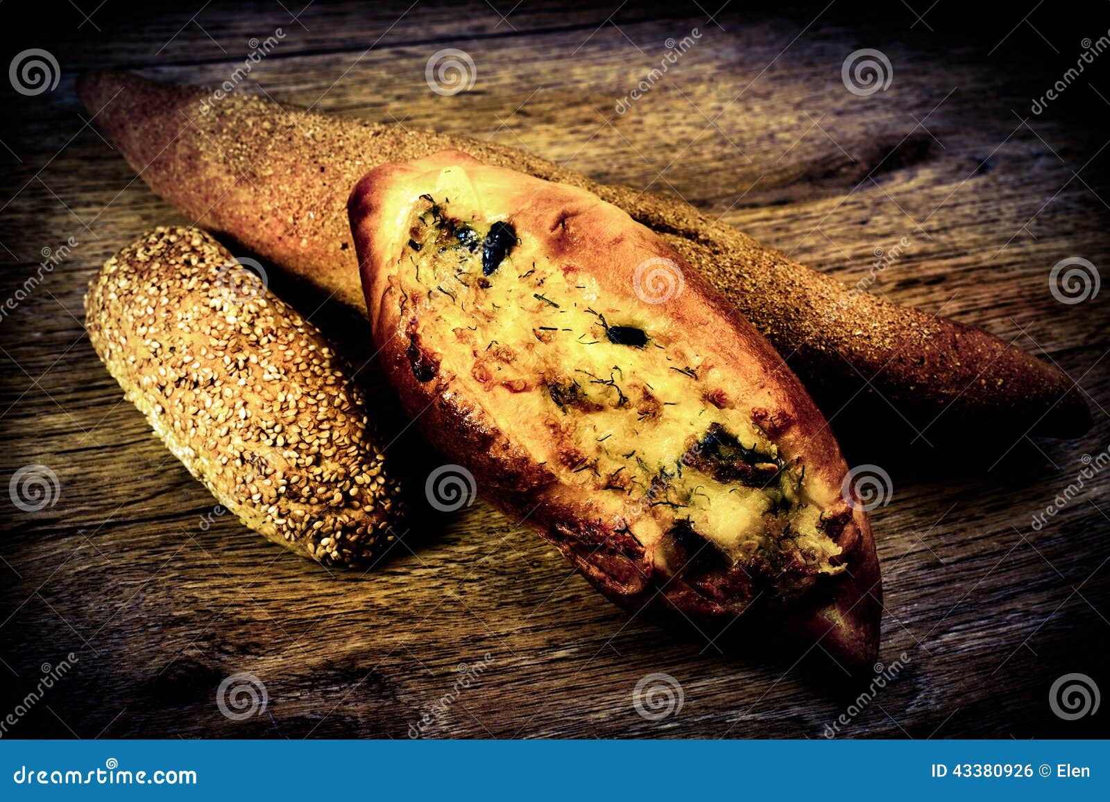 Pan Cocido Fresco Con Trigo Foto de archivo - Imagen de almuerzo, fondo ...