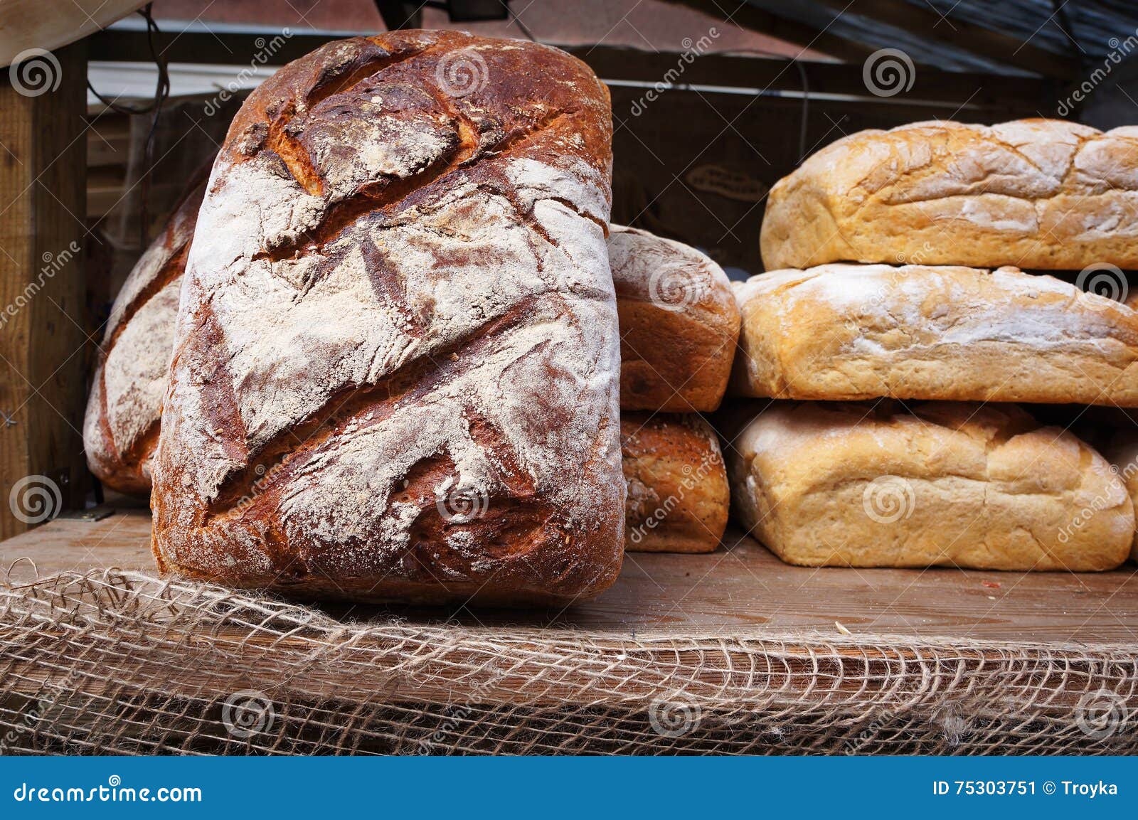 Pan cocido tradicional imagen de archivo. Imagen de sabroso - 75303751