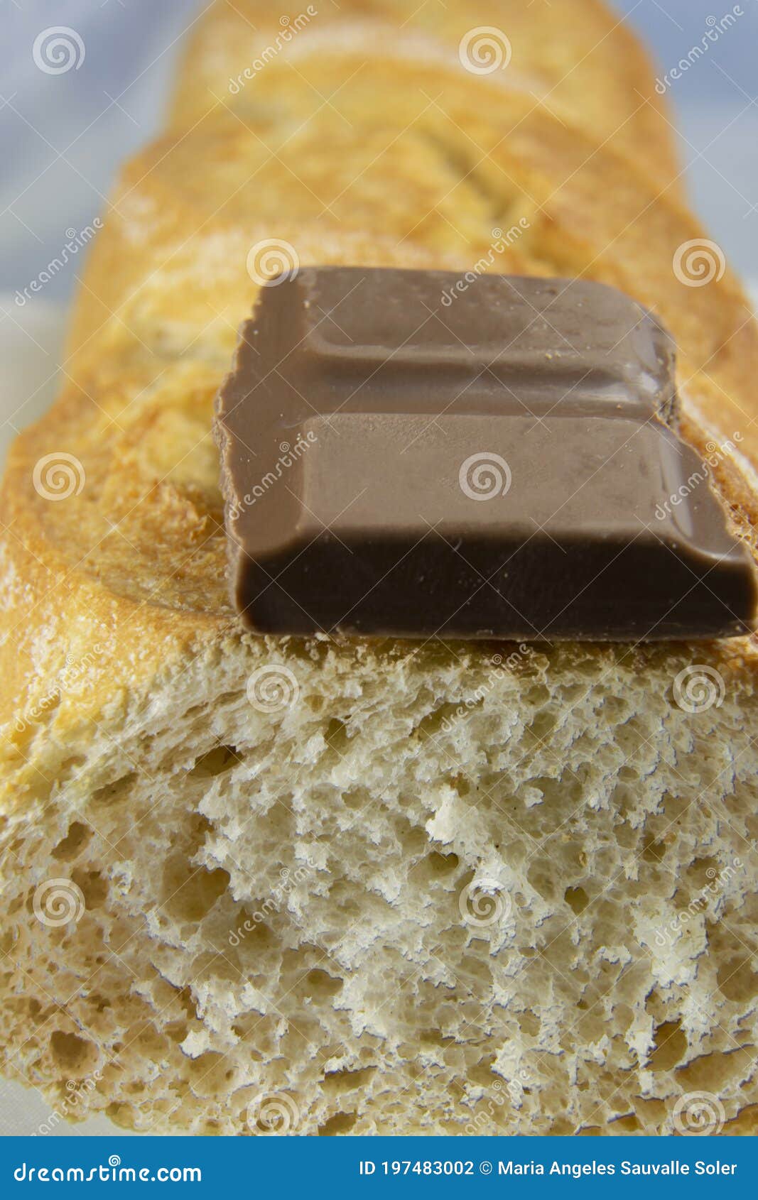 Pan con chocolate foto de archivo. Imagen de popular - 197483002