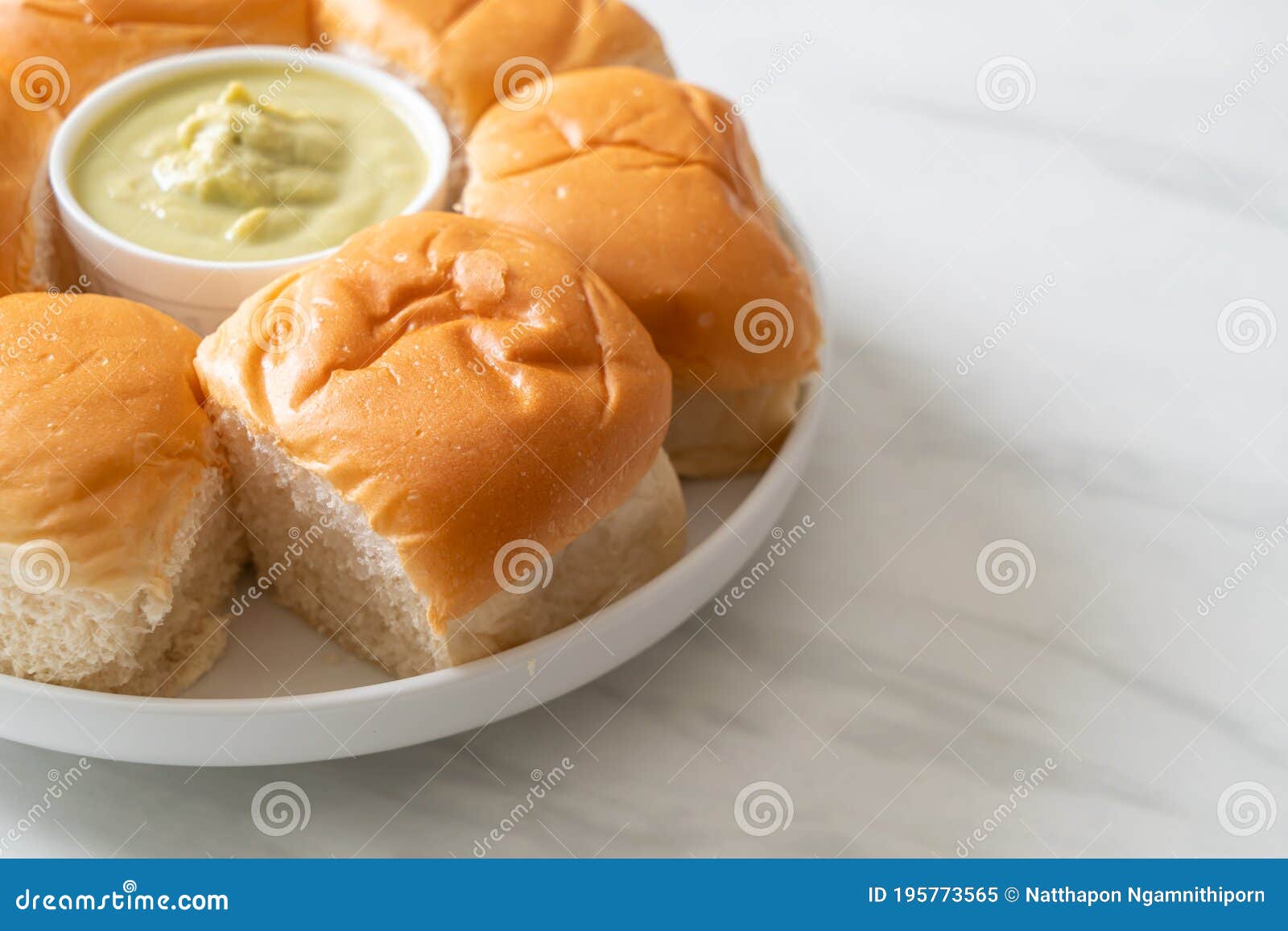 Pan con crema thai pandan imagen de archivo. Imagen de crema - 195773565