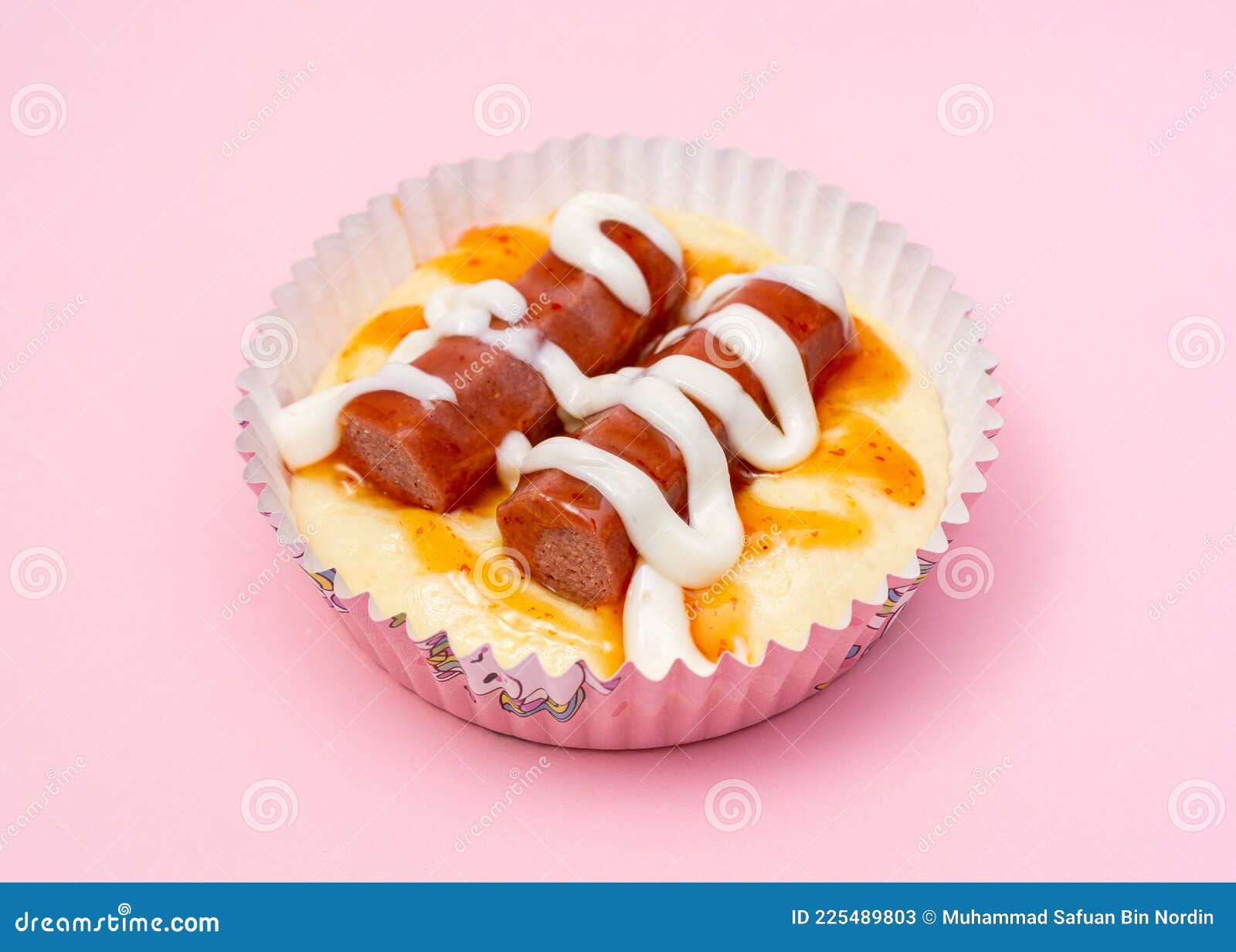 Pan con fondo rosa claro imagen de archivo. Imagen de torta - 225489803