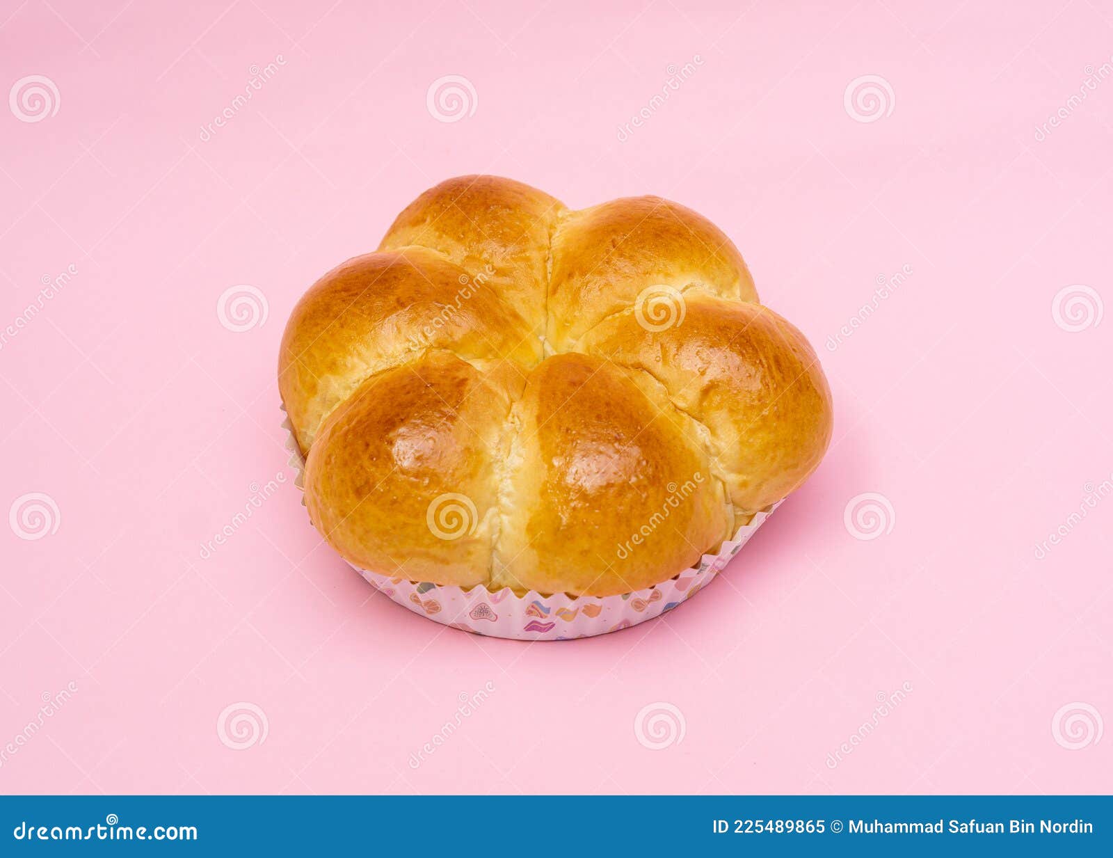 Pan con fondo rosa claro imagen de archivo. Imagen de alimento - 225489865