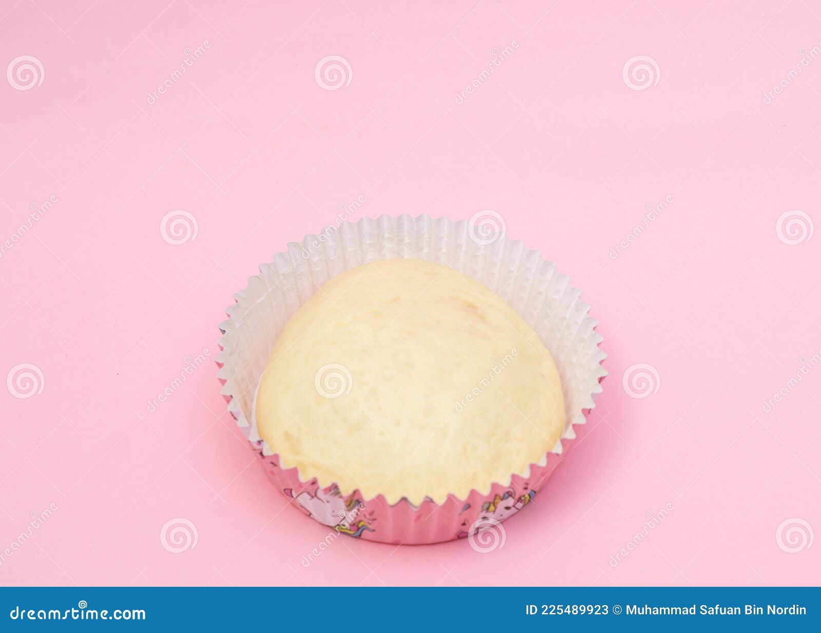 Pan con fondo rosa claro imagen de archivo. Imagen de coma - 225489923