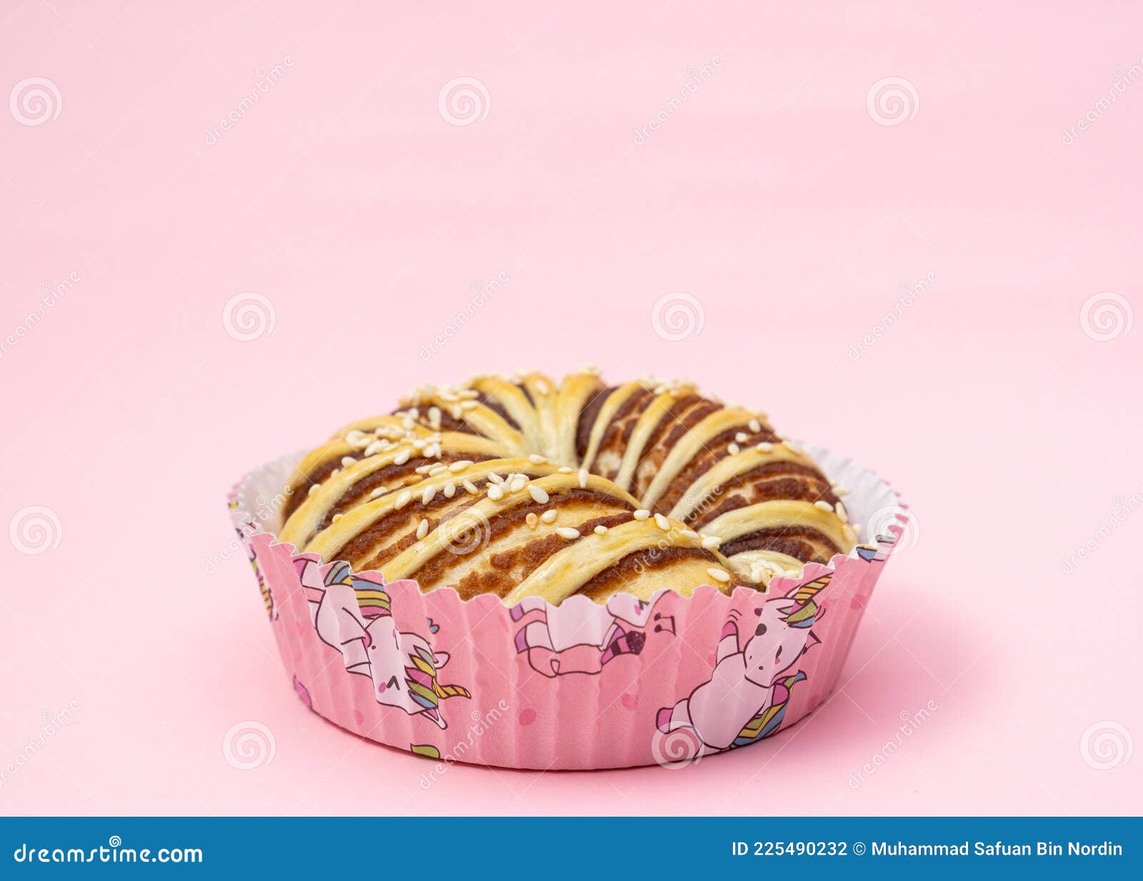 Pan con fondo rosa claro foto de archivo. Imagen de aula - 225490232