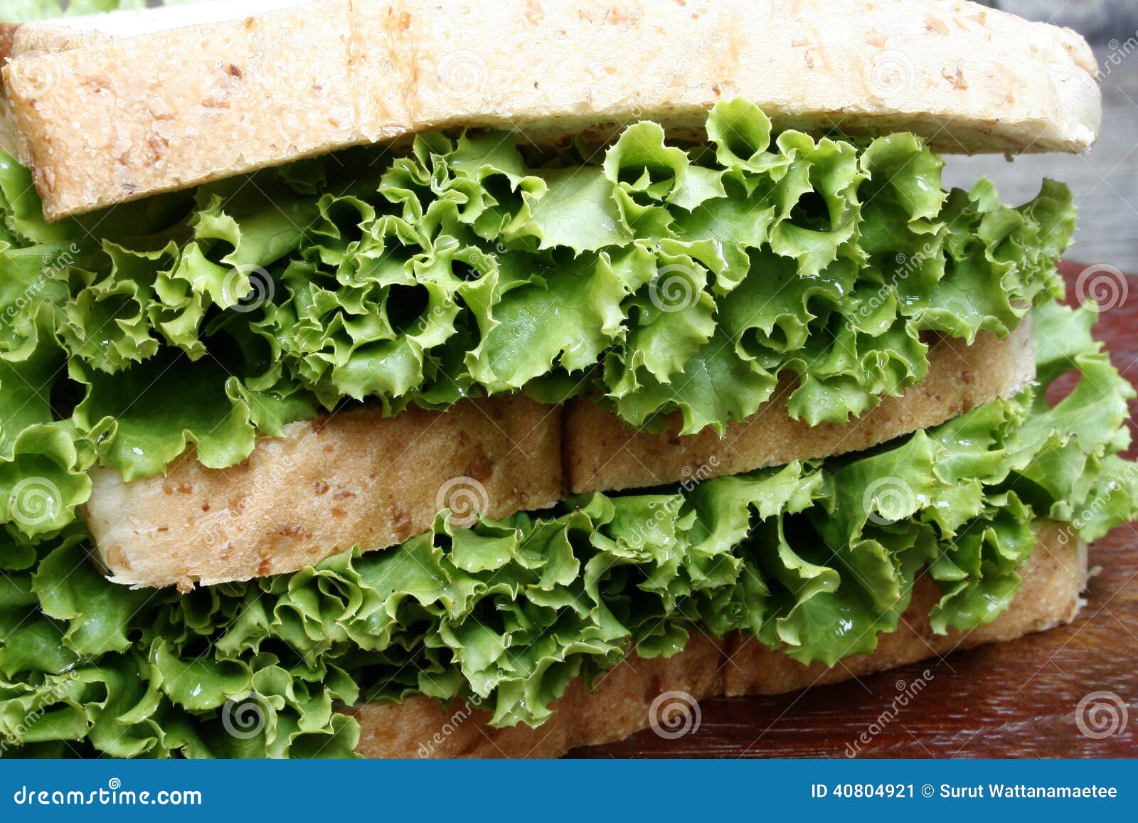 Pan Con La Hoja De La Lechuga Imagen de archivo - Imagen de rebanado ...