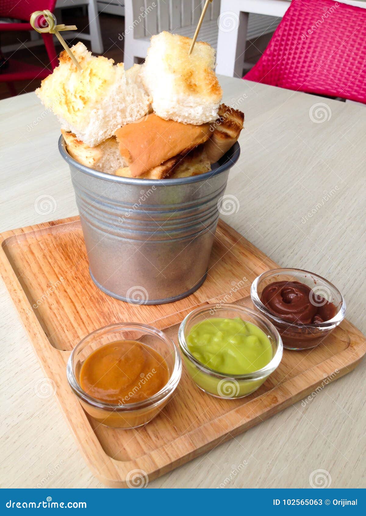 Pan Con La Salsa Cremosa En La Tabla Imagen de archivo - Imagen de ...