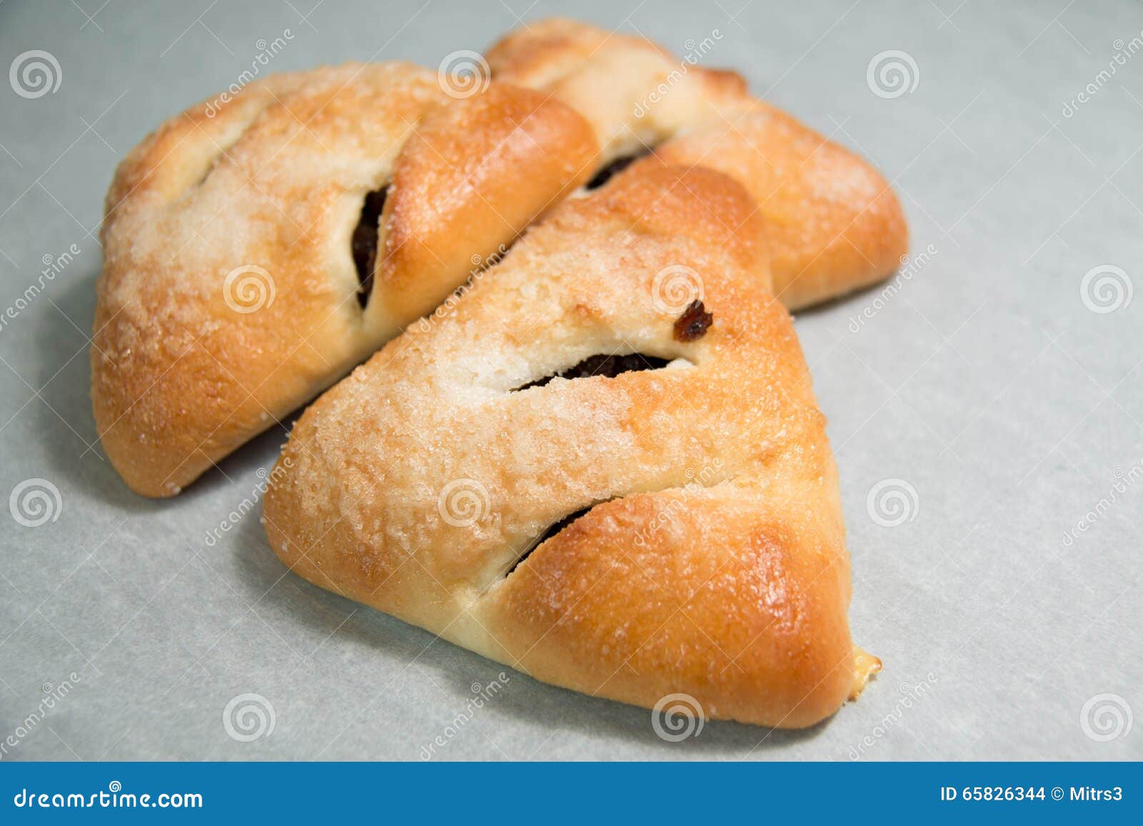 Pan con mayonesa y la pasa foto de archivo. Imagen de torta - 65826344