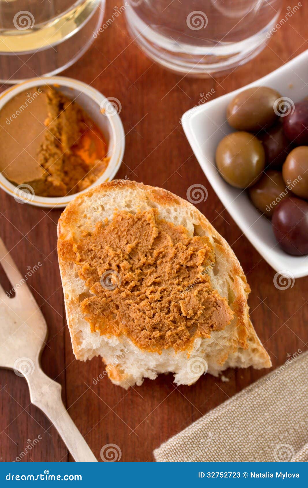 Pan con pasta de pescados imagen de archivo. Imagen de aperitivo - 32752723