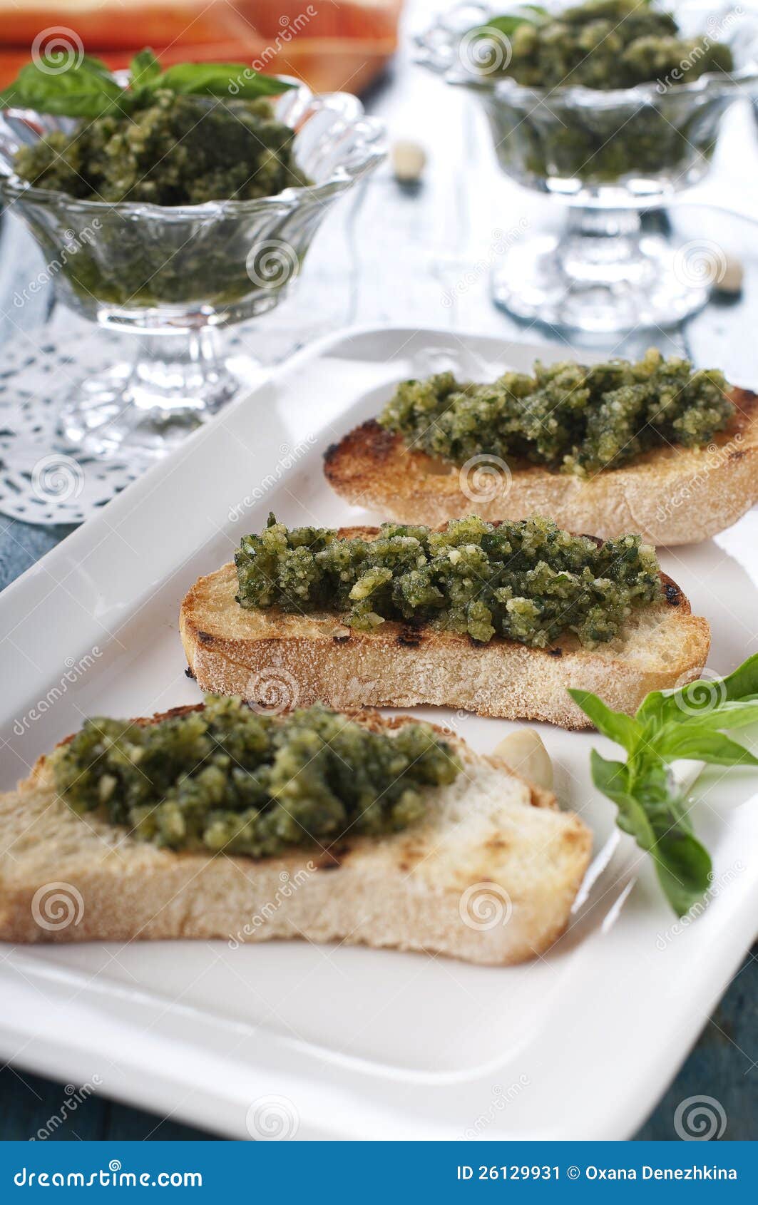 Pan con pesto imagen de archivo. Imagen de vitamina, alimento - 26129931