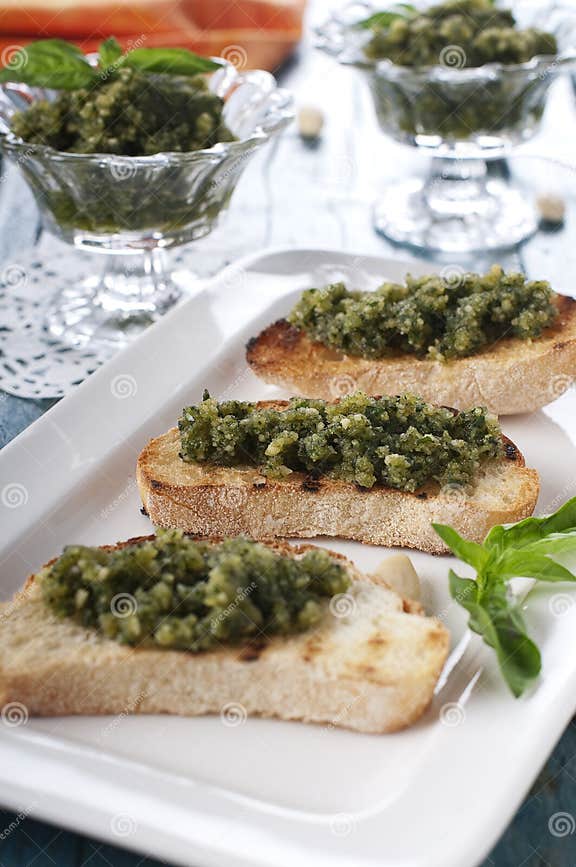 Pan con pesto imagen de archivo. Imagen de vitamina, alimento - 26129931