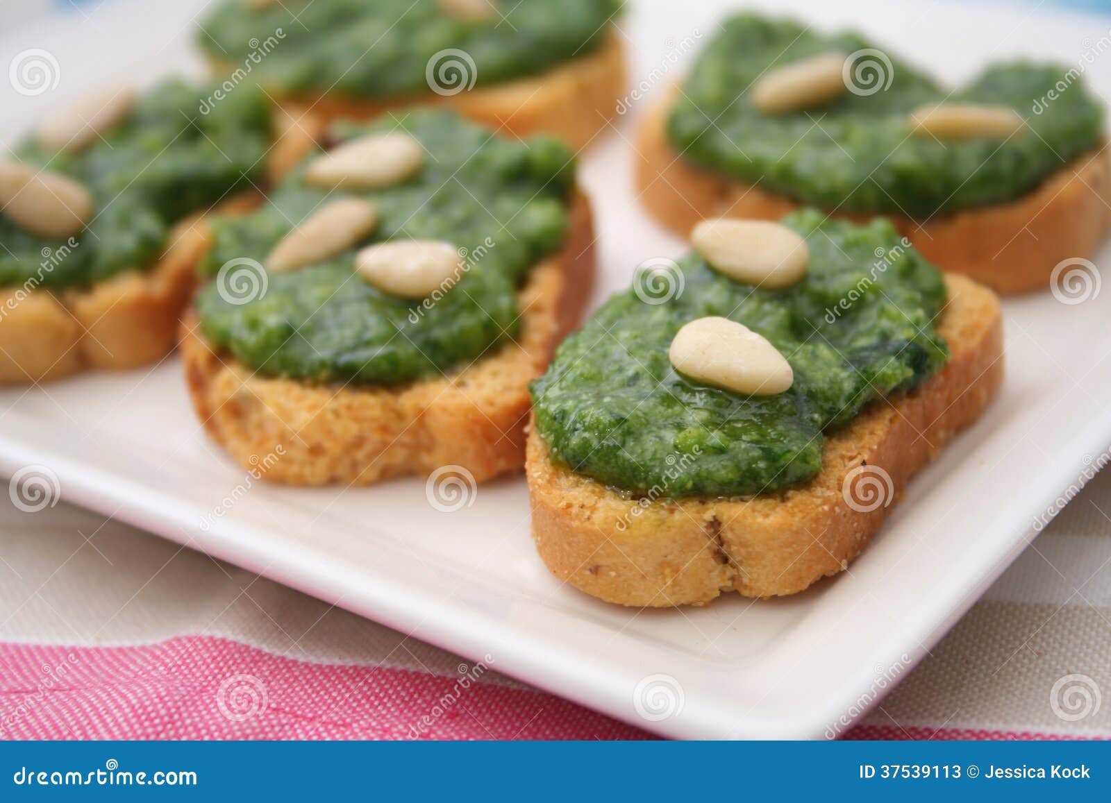Pan con pesto imagen de archivo. Imagen de queso, frescura - 37539113