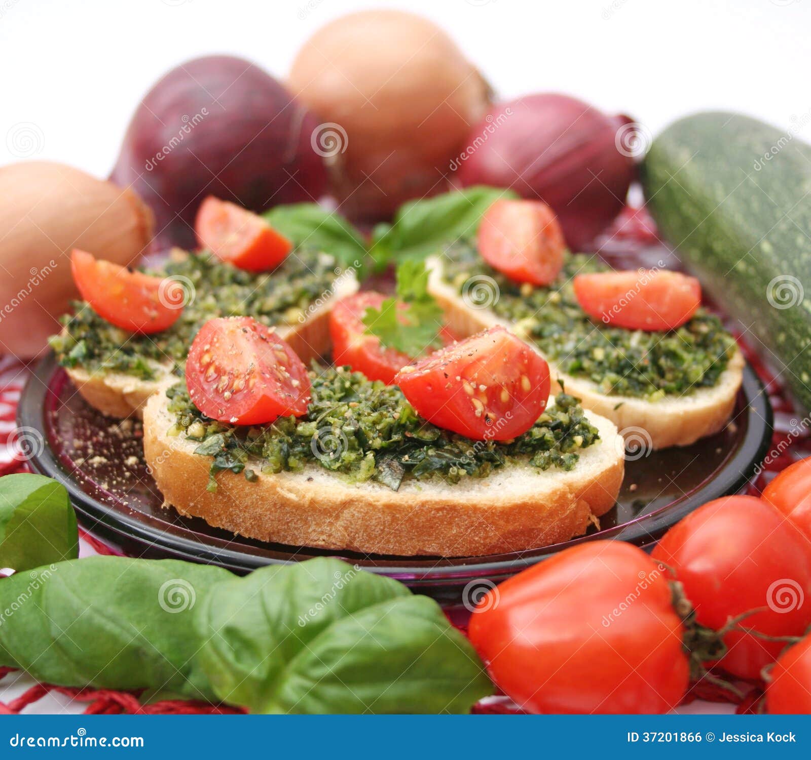 Pan Con Pesto Y Tomates De La Albahaca Foto de archivo - Imagen de coma ...