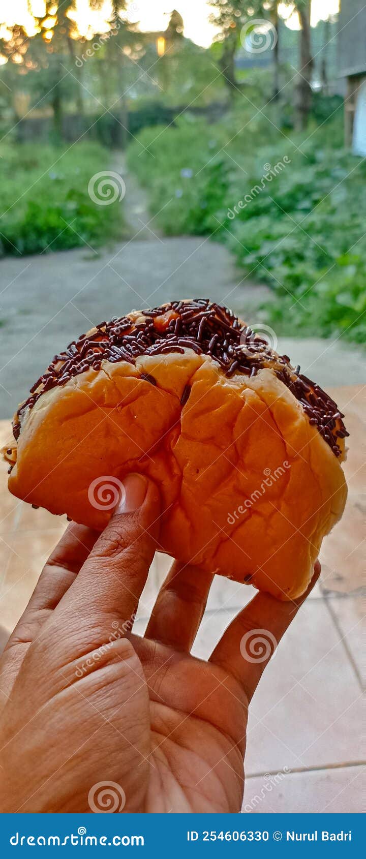 Pan Con Relleno De Crema Y Salpicaduras De Chocolate Foto de archivo ...