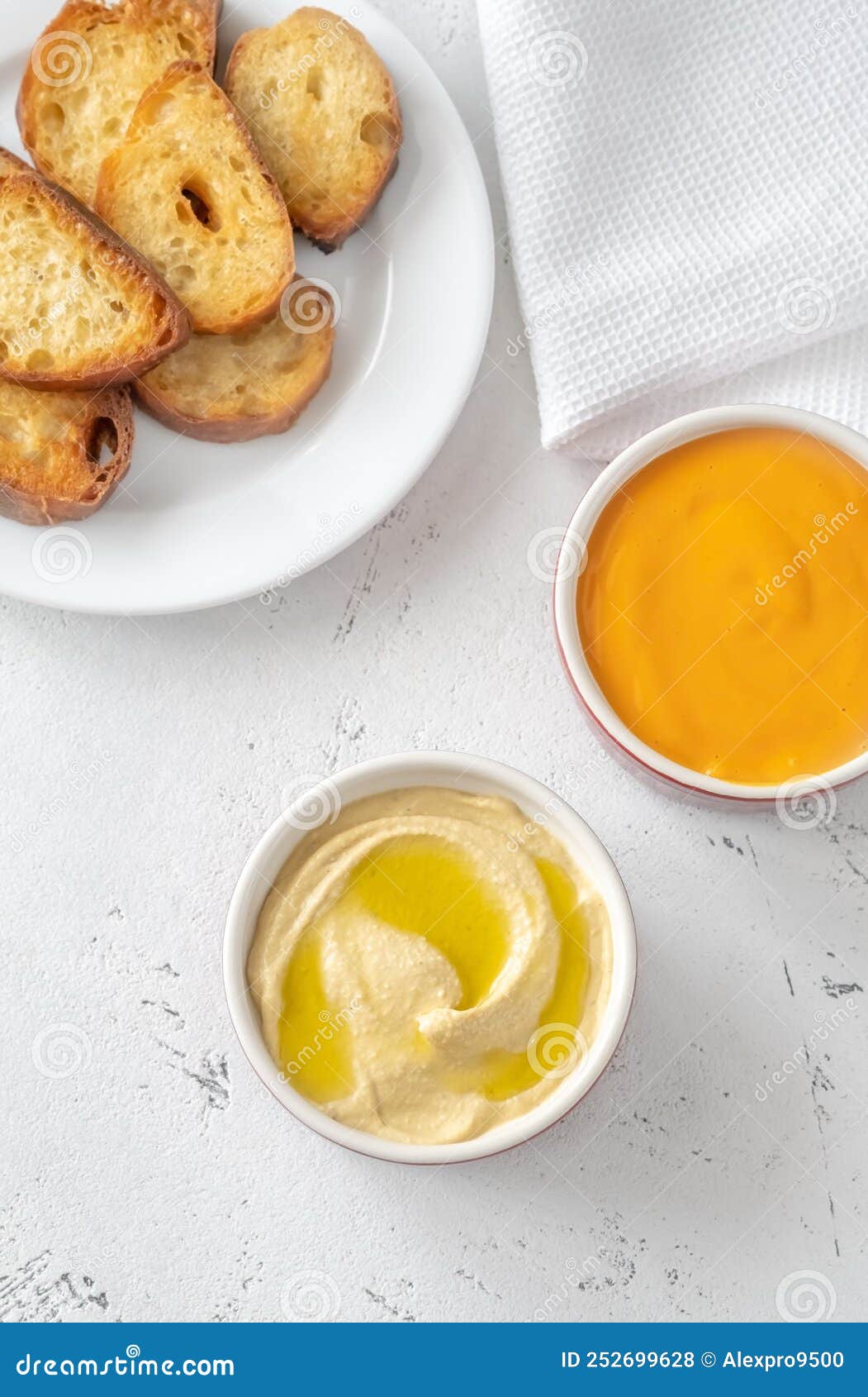 Pan Con Salsa De Cheddar Y Humus Foto de archivo - Imagen de bagueta ...