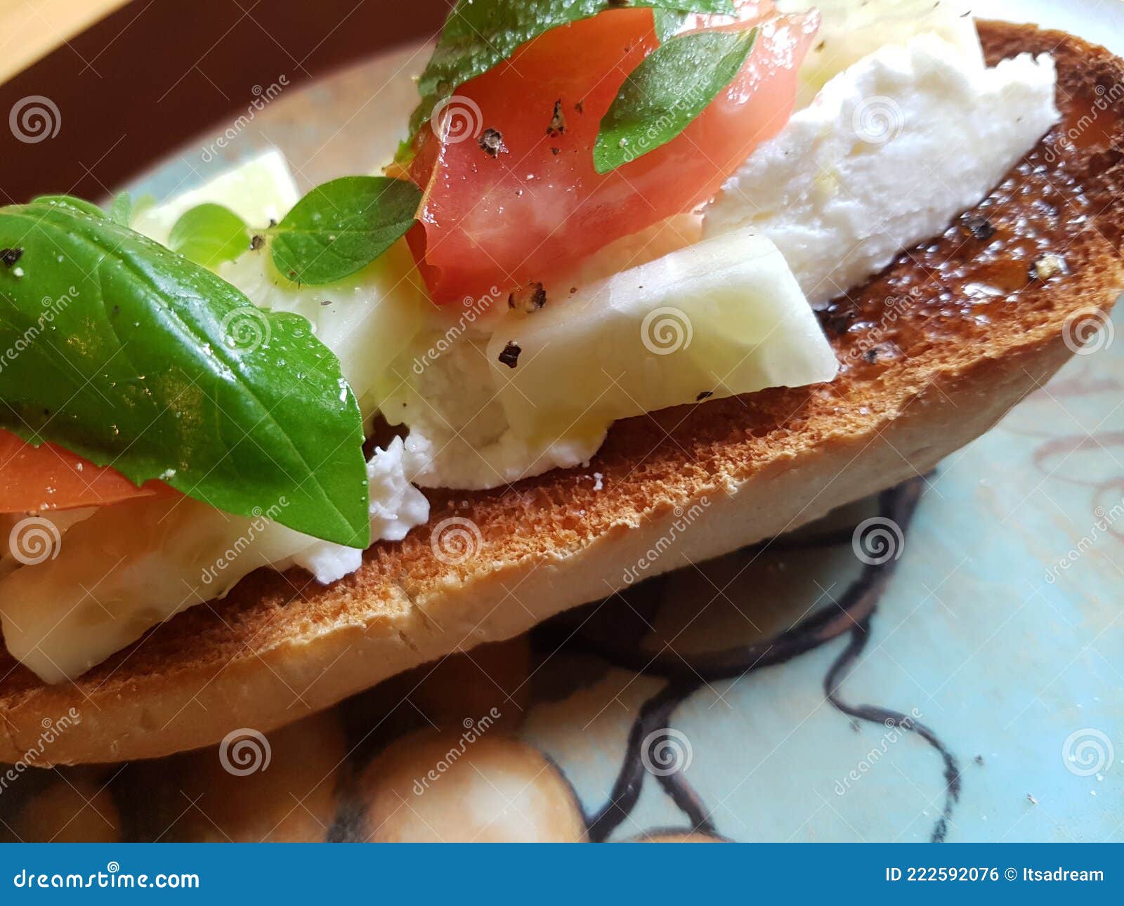 Pan Con Tomate De Albahaca De Queso Foto de archivo - Imagen de tomate ...