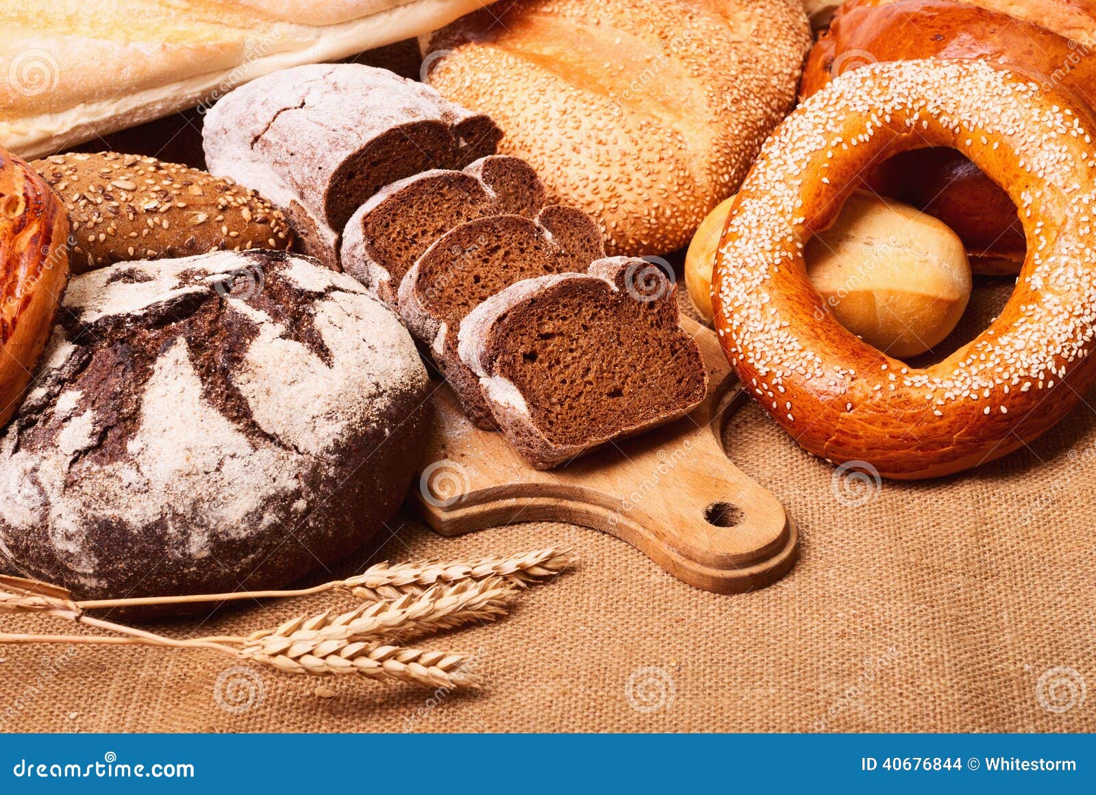 Pan con trigo foto de archivo. Imagen de tradicional - 40676844