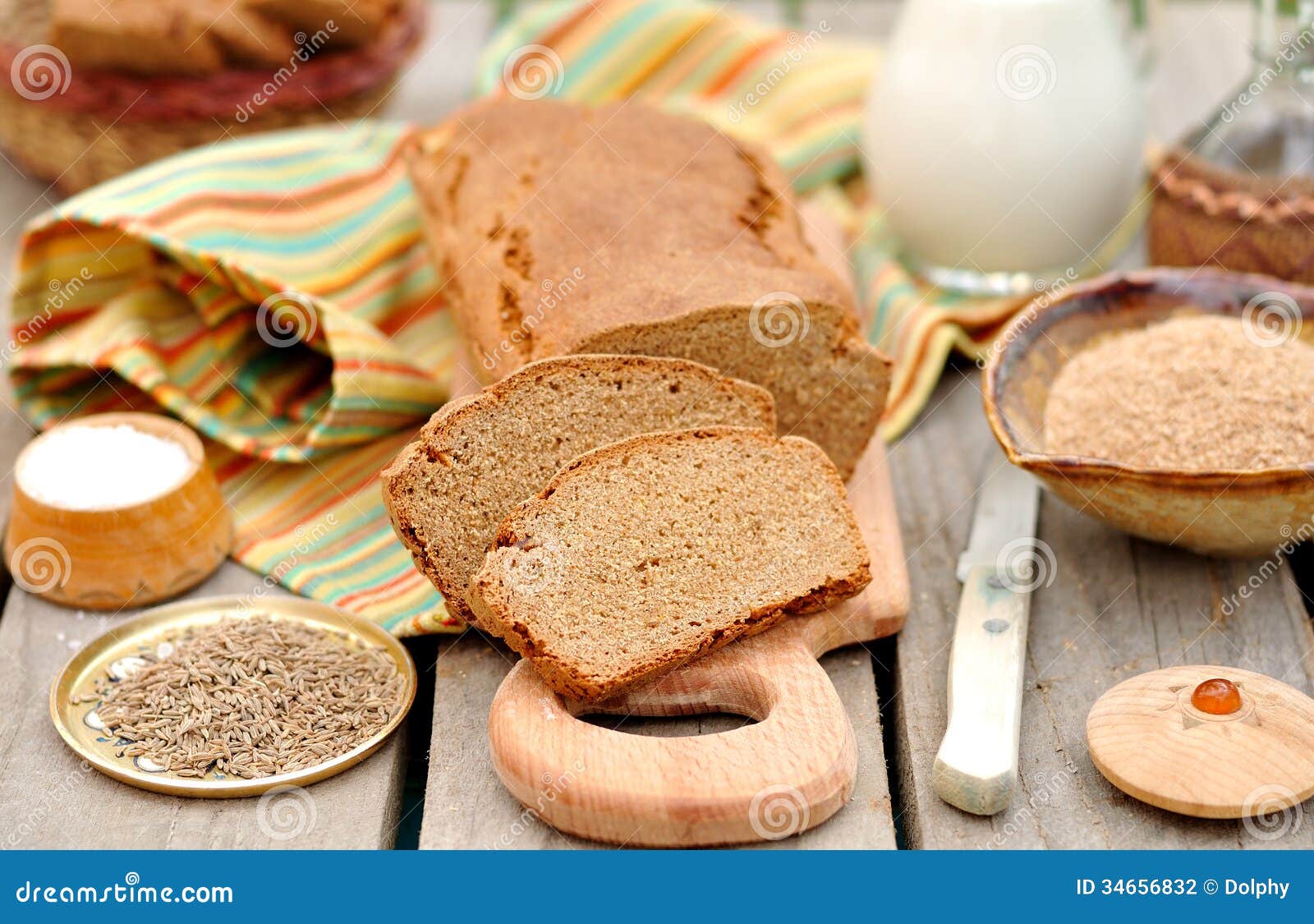 Pan cortado del pan de Rye foto de archivo. Imagen de cena - 34656832