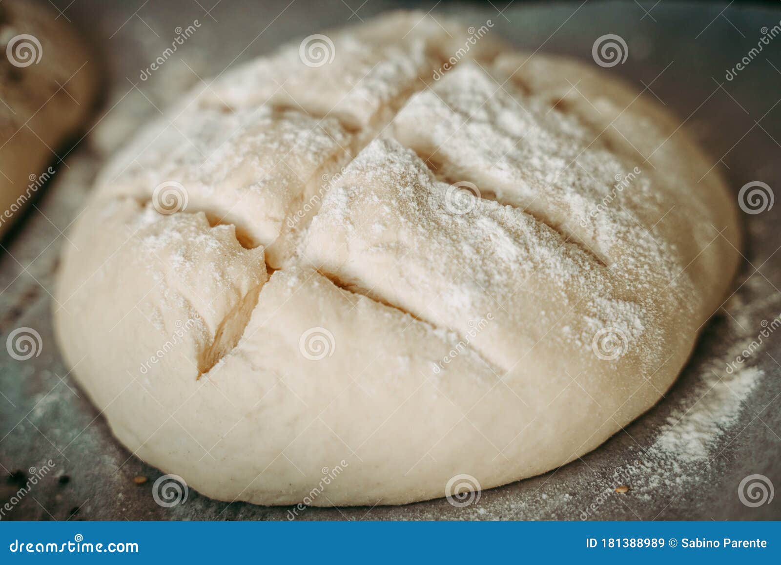 Pan Crudo Sin Cocer Antes De Hornear Imagen de archivo - Imagen de ...