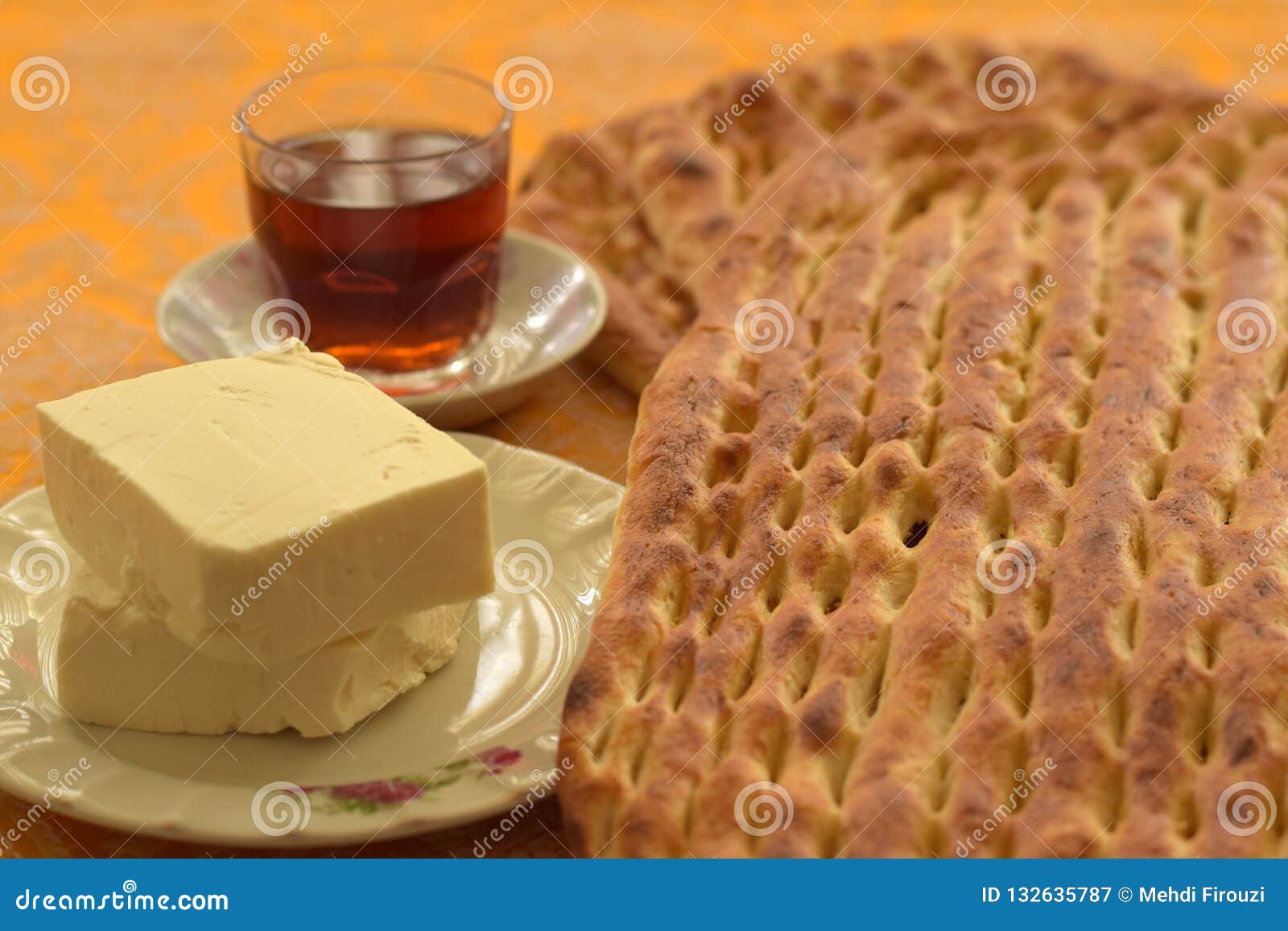 Pan De Barbari, Con Queso Y Té Imagen de archivo - Imagen de persa ...