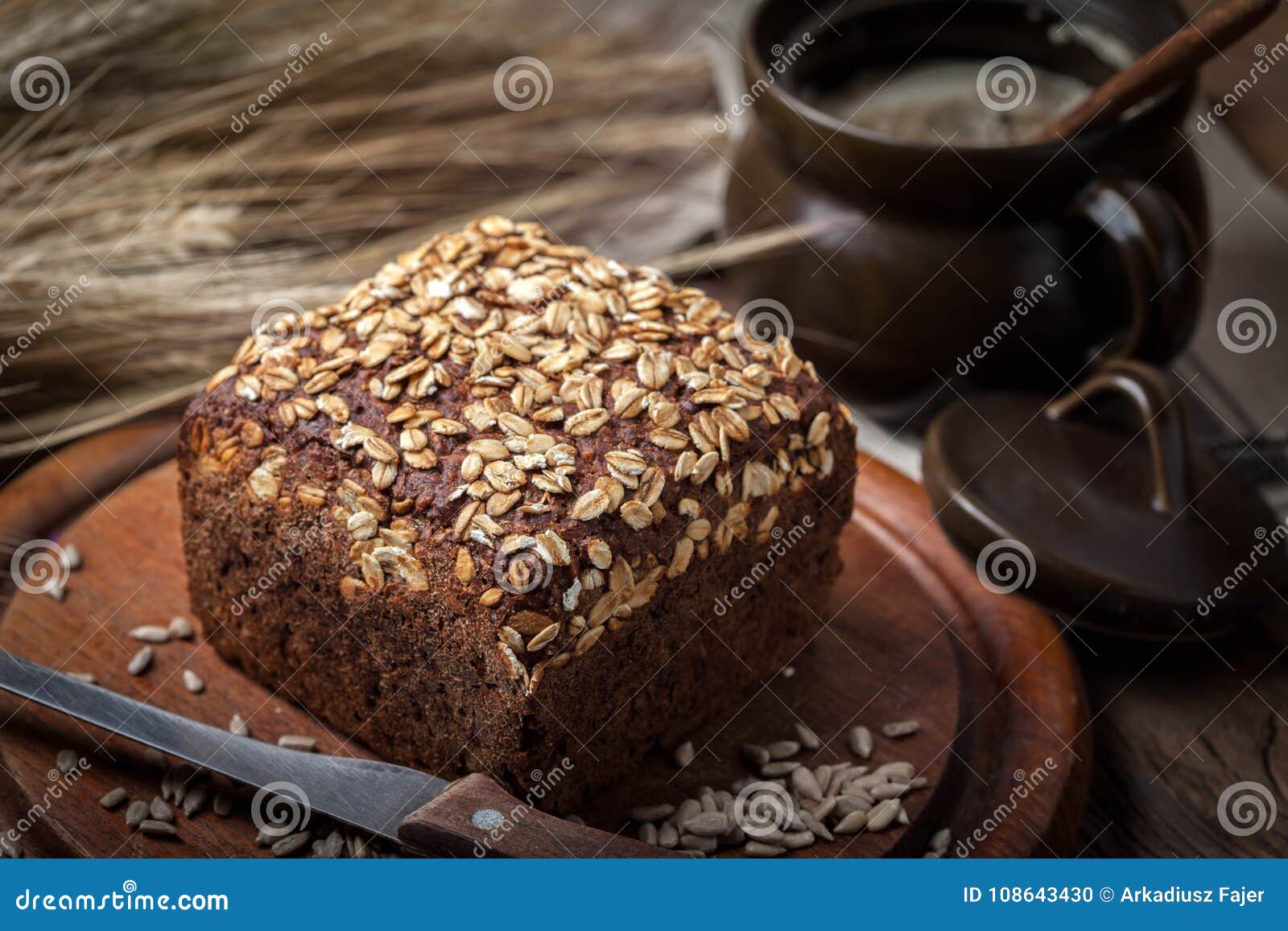 Pan De Centeno Entero Del Grano Con Las Semillas Foto de archivo ...