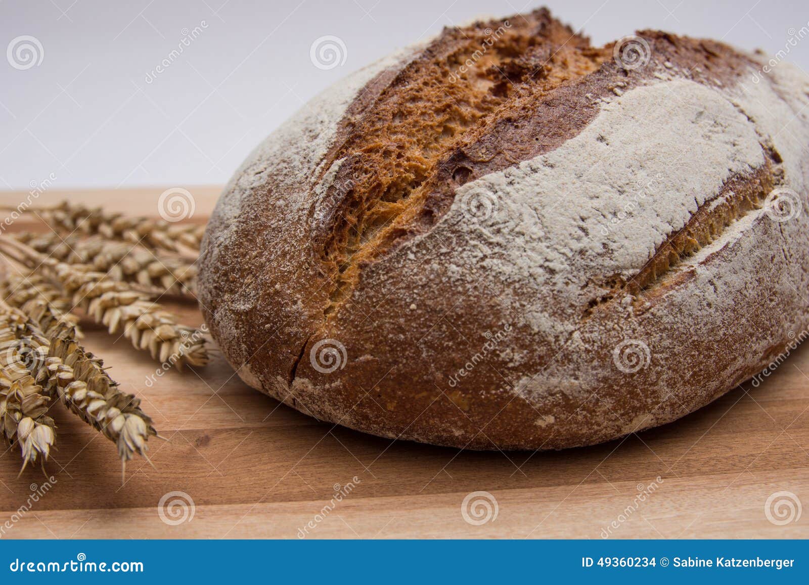 Pan de centeno oscuro foto de archivo. Imagen de hornada - 49360234