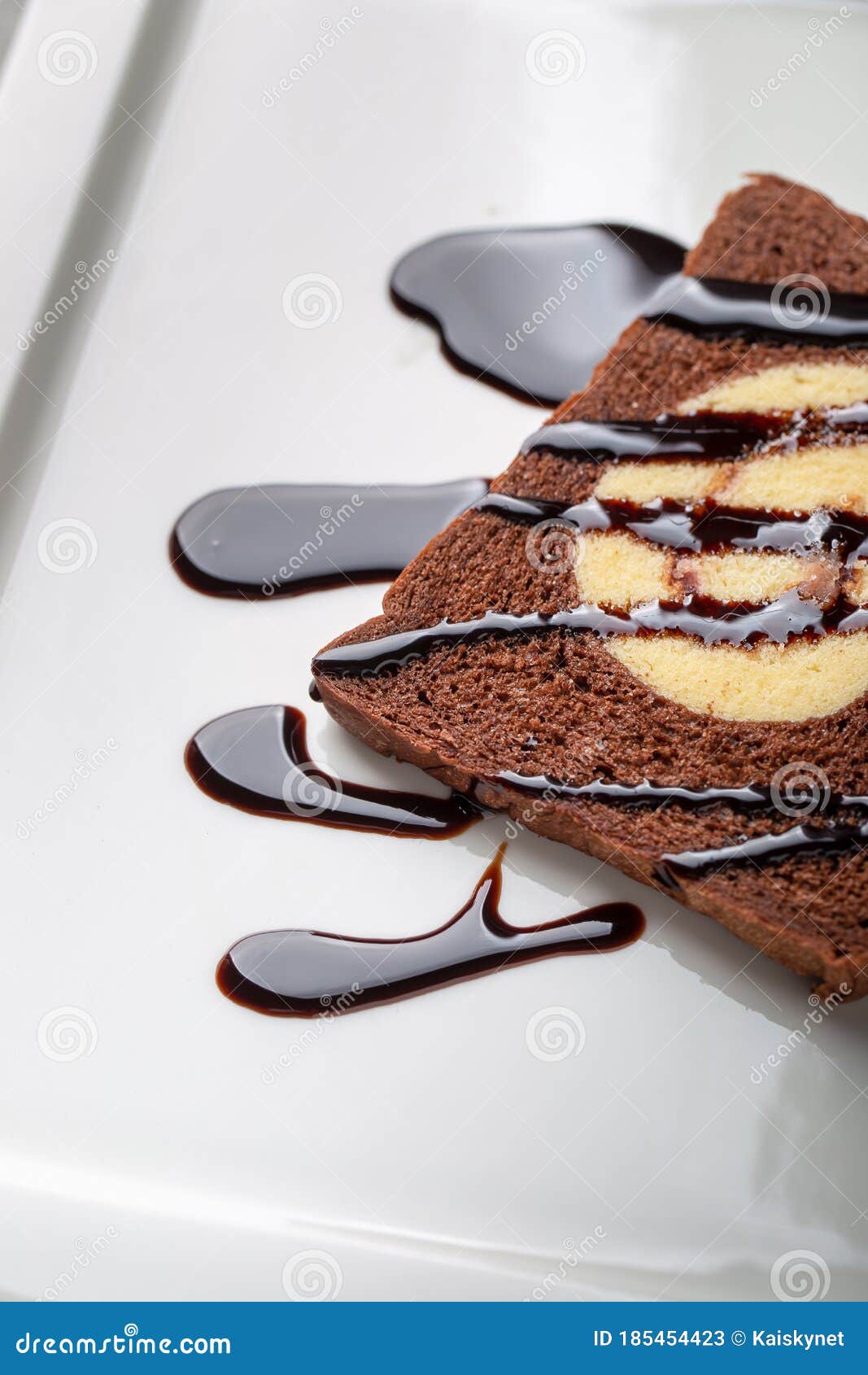 Pan De Chocolate Relleno Con Mermelada Y Salsa De Chocolate Imagen de ...