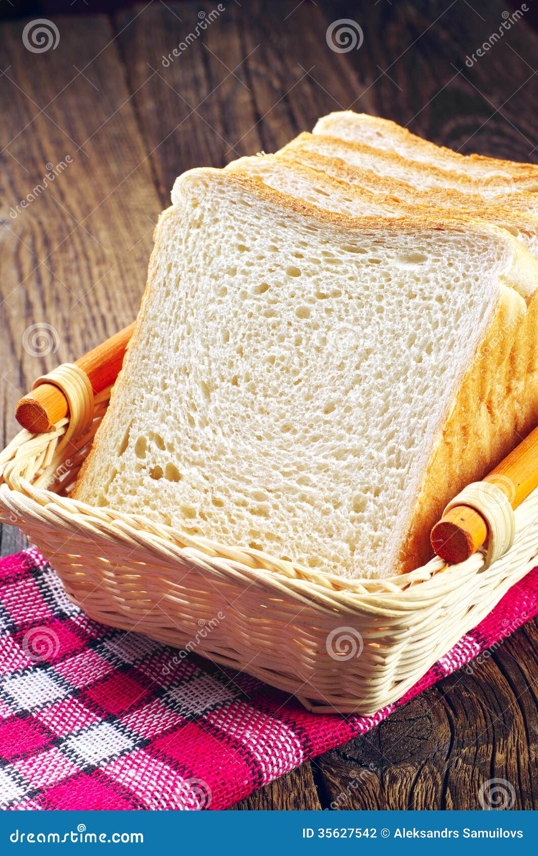 Pan De La Tostada De La Rebanada Foto de archivo - Imagen de dieta, cesta: 35627542