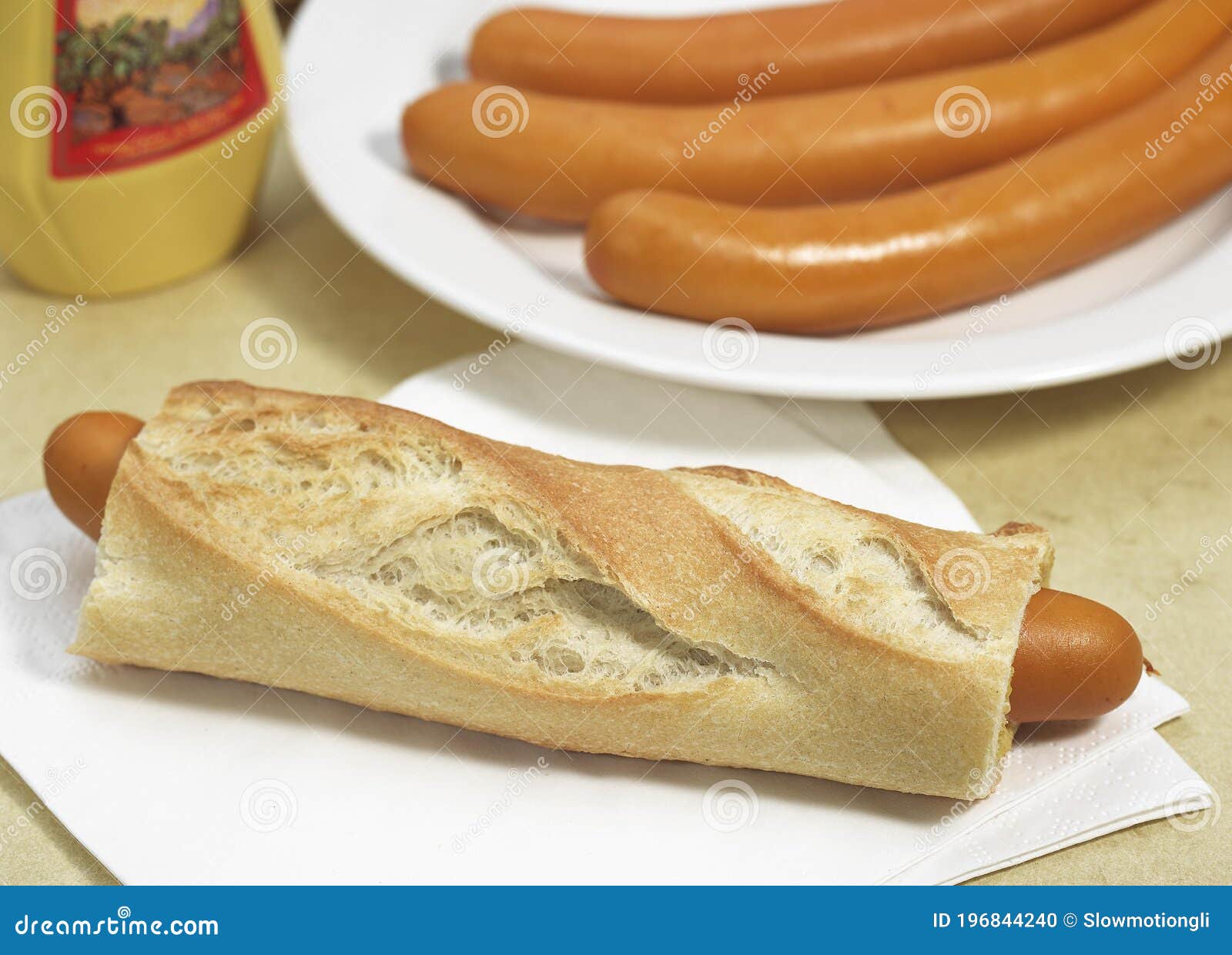 Pan De Perro Caliente Con Salchicha Foto de archivo - Imagen de ...