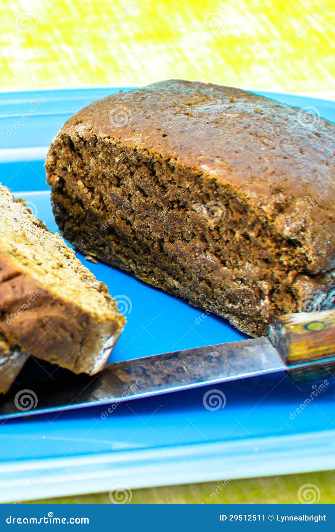 Pan De Rye En Un Disco Azul Imagen de archivo - Imagen de rebanadas ...