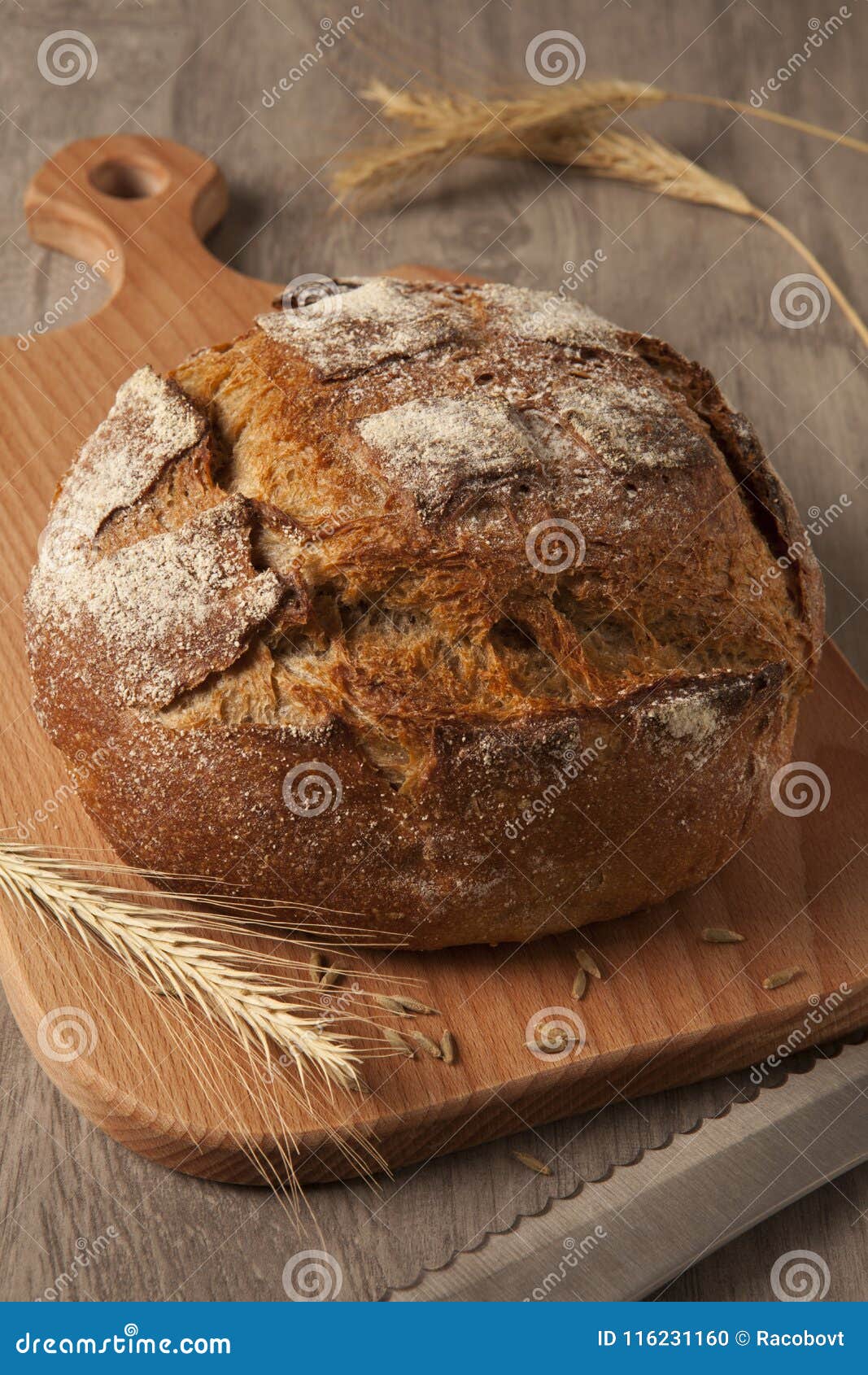 Pan de Rye en un de madera foto de archivo. Imagen de centeno - 116231160