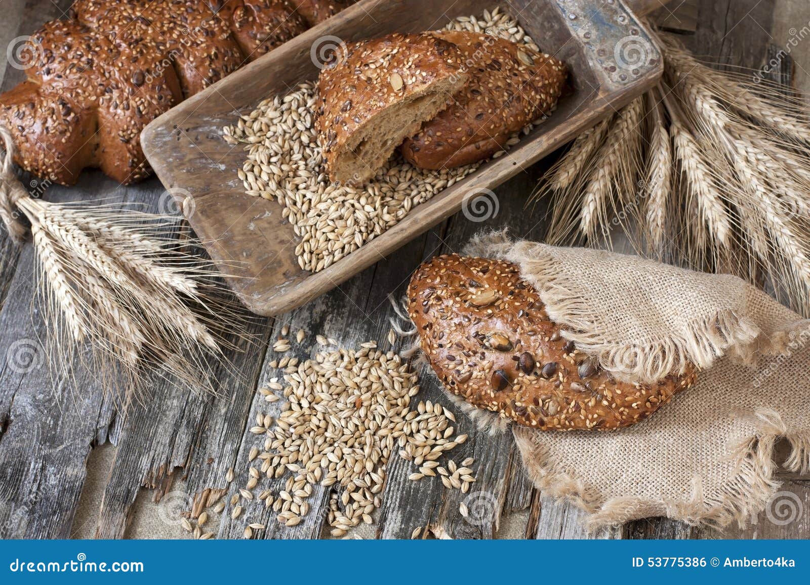 Pan de Rye tradicional foto de archivo. Imagen de cebada - 53775386