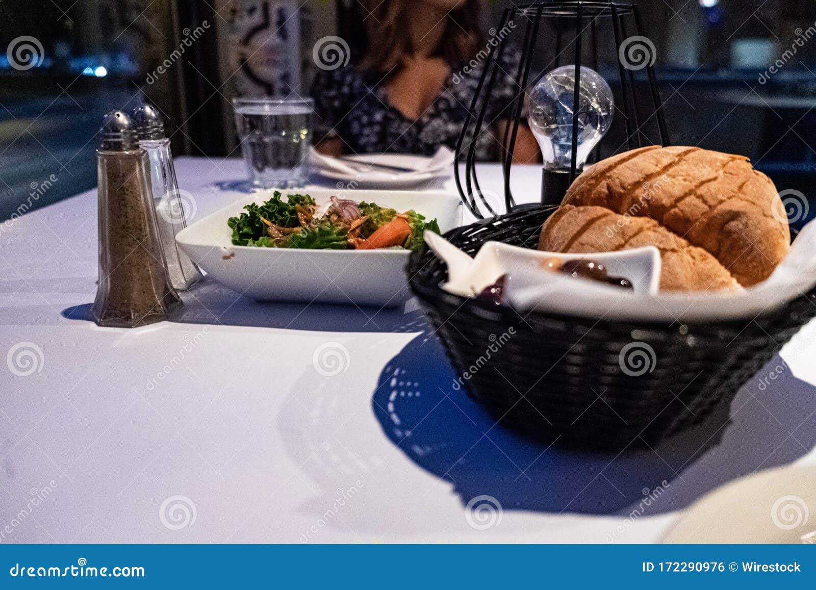 Pan De Pan Y Ensalada En Un Restaurante Foto de archivo - Imagen de ...