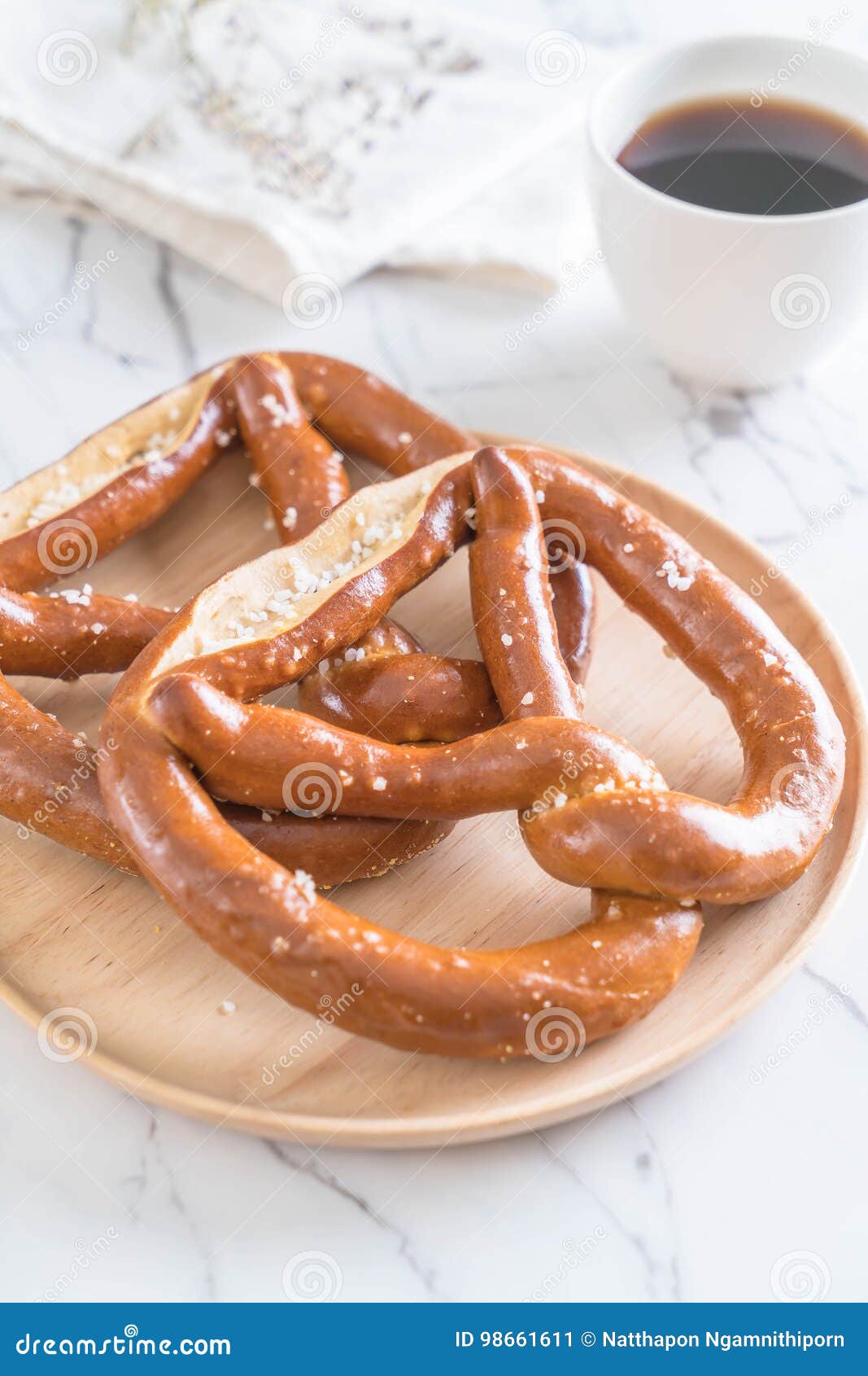 Pan Del Pretzel En La Placa Imagen de archivo - Imagen de pretzeles ...