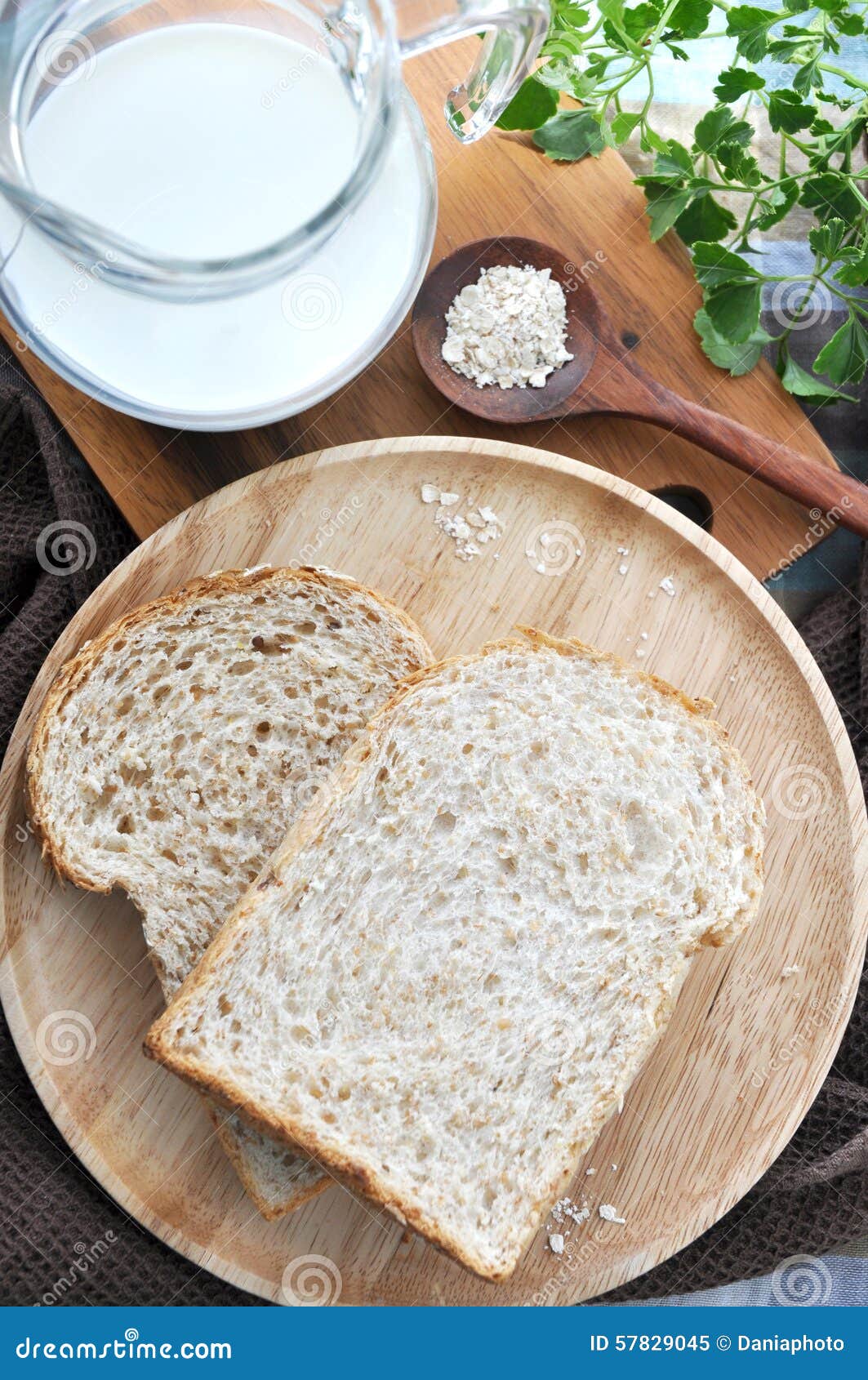 Pan Del Trigo Con Leche Y La Avena Imagen de archivo - Imagen de ...