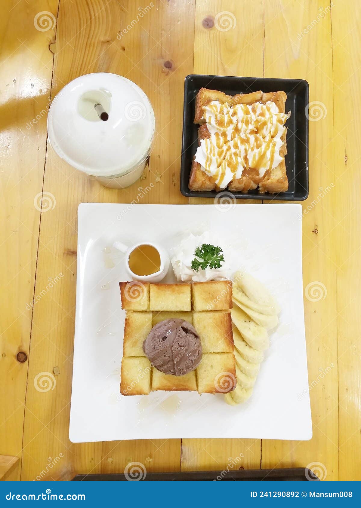 Pan dulce con helado foto de archivo. Imagen de delicioso - 241290892