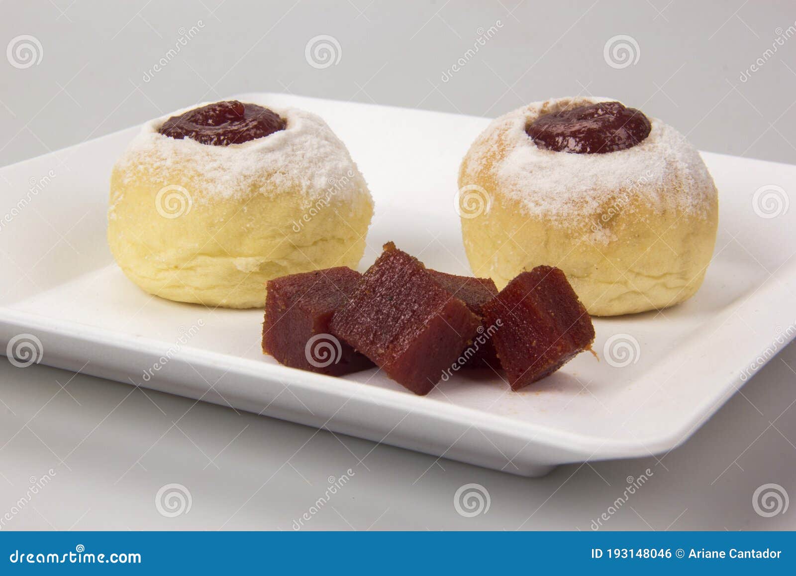 Pan Dulce Relleno De Mermelada De Guayaba. Foto de archivo - Imagen de ...