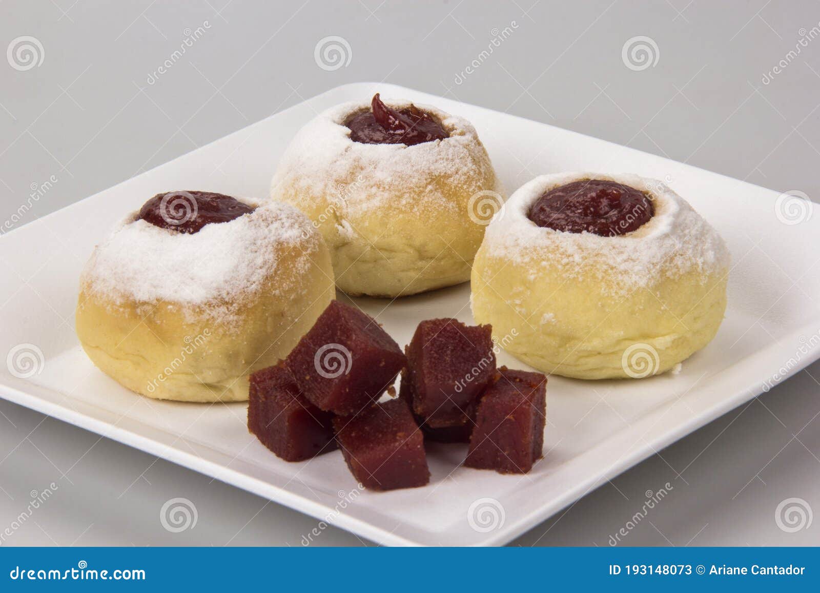 Pan Dulce Relleno De Mermelada De Guayaba. Imagen de archivo - Imagen ...