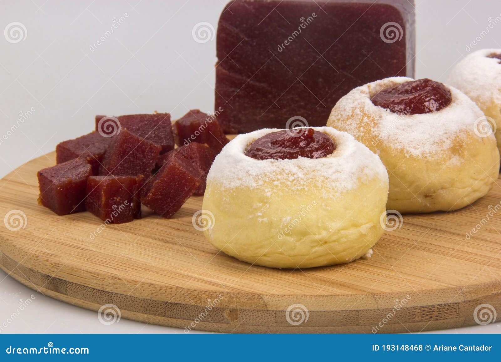 Pan Dulce Relleno De Mermelada De Guayaba. Foto de archivo - Imagen de ...