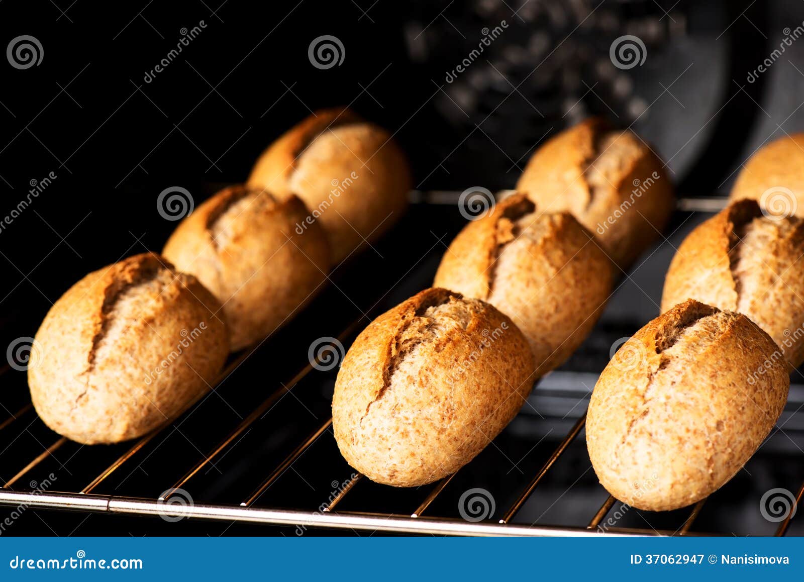 Pan en el horno horizontal imagen de archivo. Imagen de alimento - 37062947