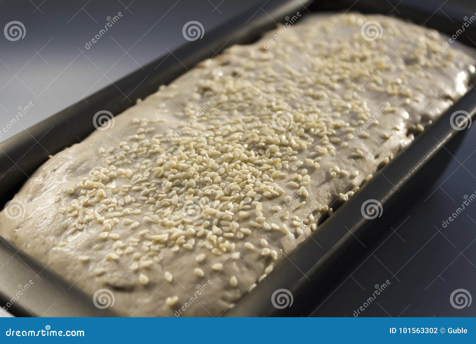 Pan En La Forma Antes De Cocer La Pasta De Pan Foto de archivo - Imagen ...