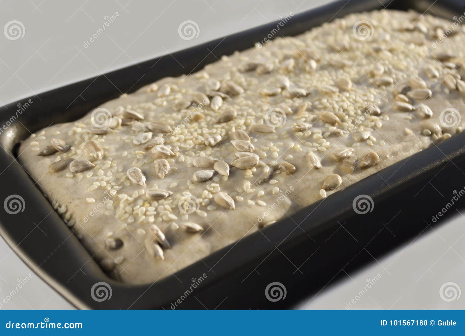 Pan En La Forma Antes De Cocer La Pasta De Pan Foto de archivo - Imagen ...