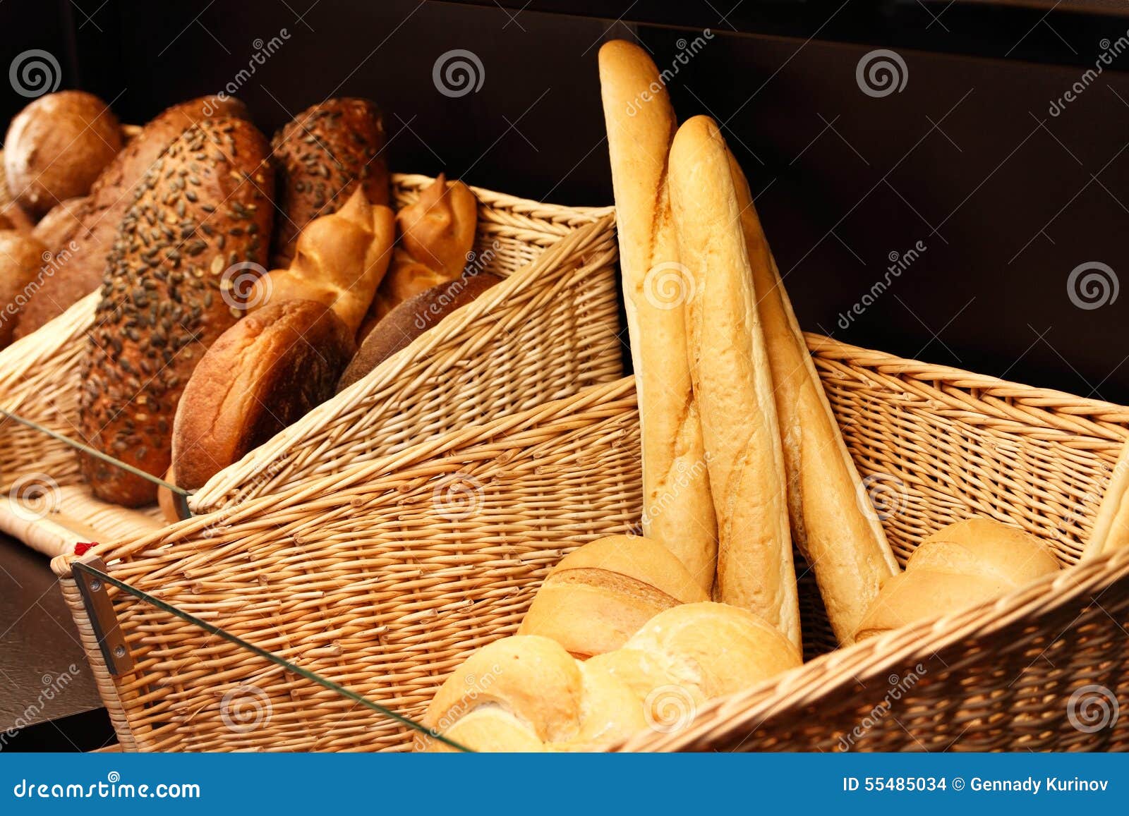 Pan en la tienda foto de archivo. Imagen de supermercado - 55485034