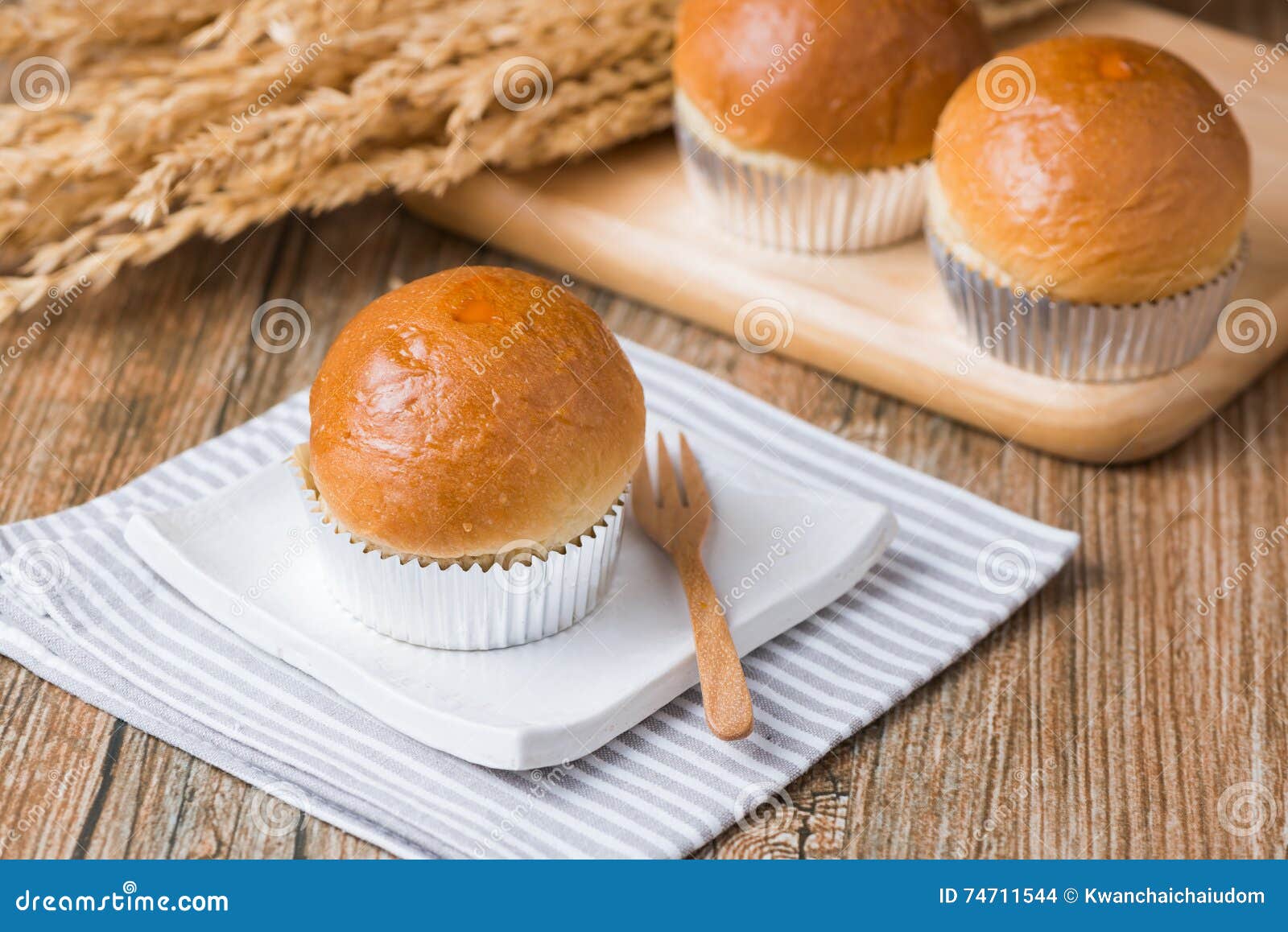 Pan en magdalena foto de archivo. Imagen de desayuno - 74711544
