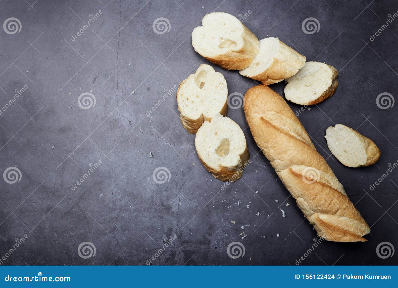 Pan En Rodajas Caseras Sobre La Mesa Foto de archivo - Imagen de cereal ...